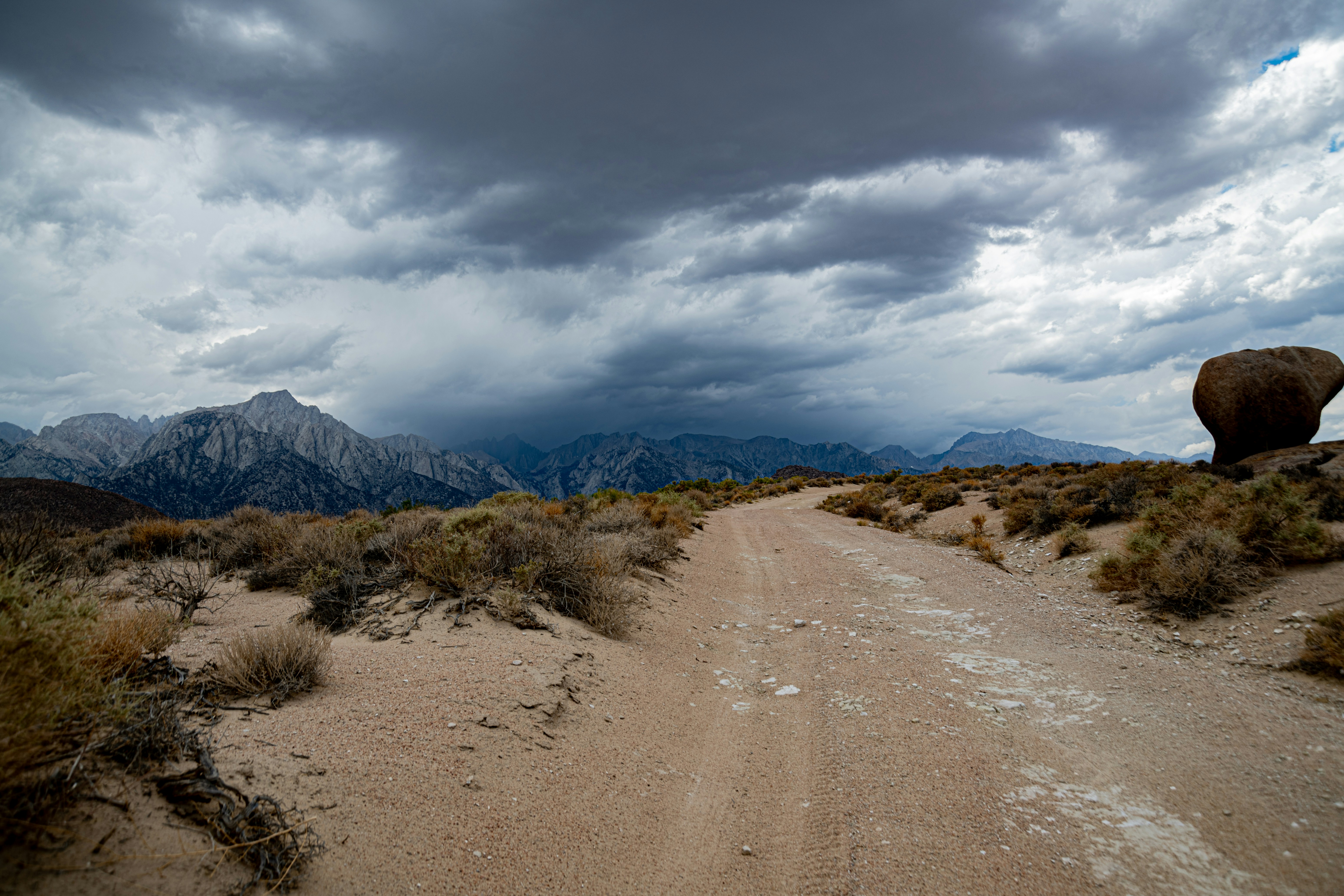 Un chemin de terre dans le désert photo – Photo Colline dell'Alabama ...