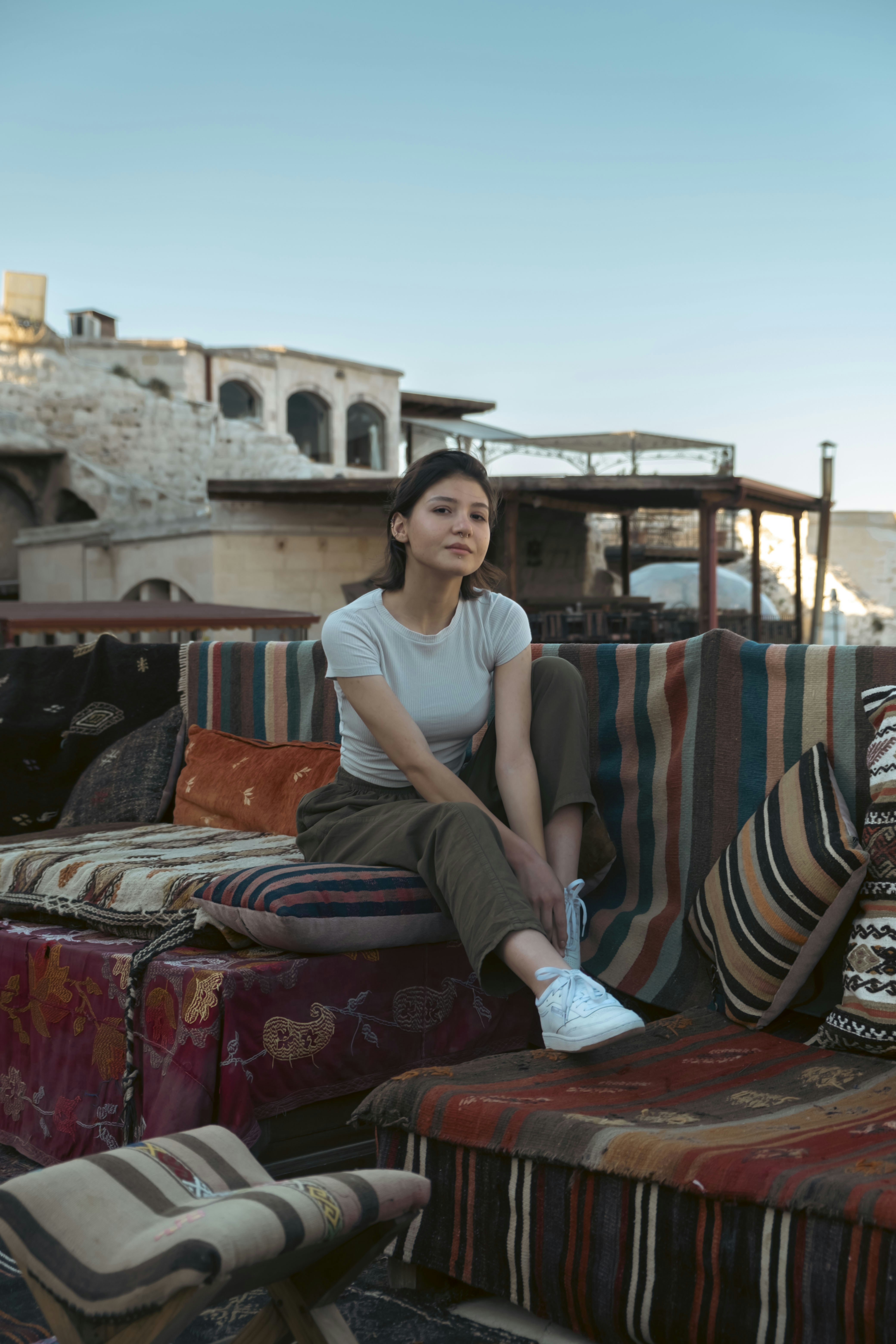 A person sitting on a couch photo – Free Göreme Image on Unsplash