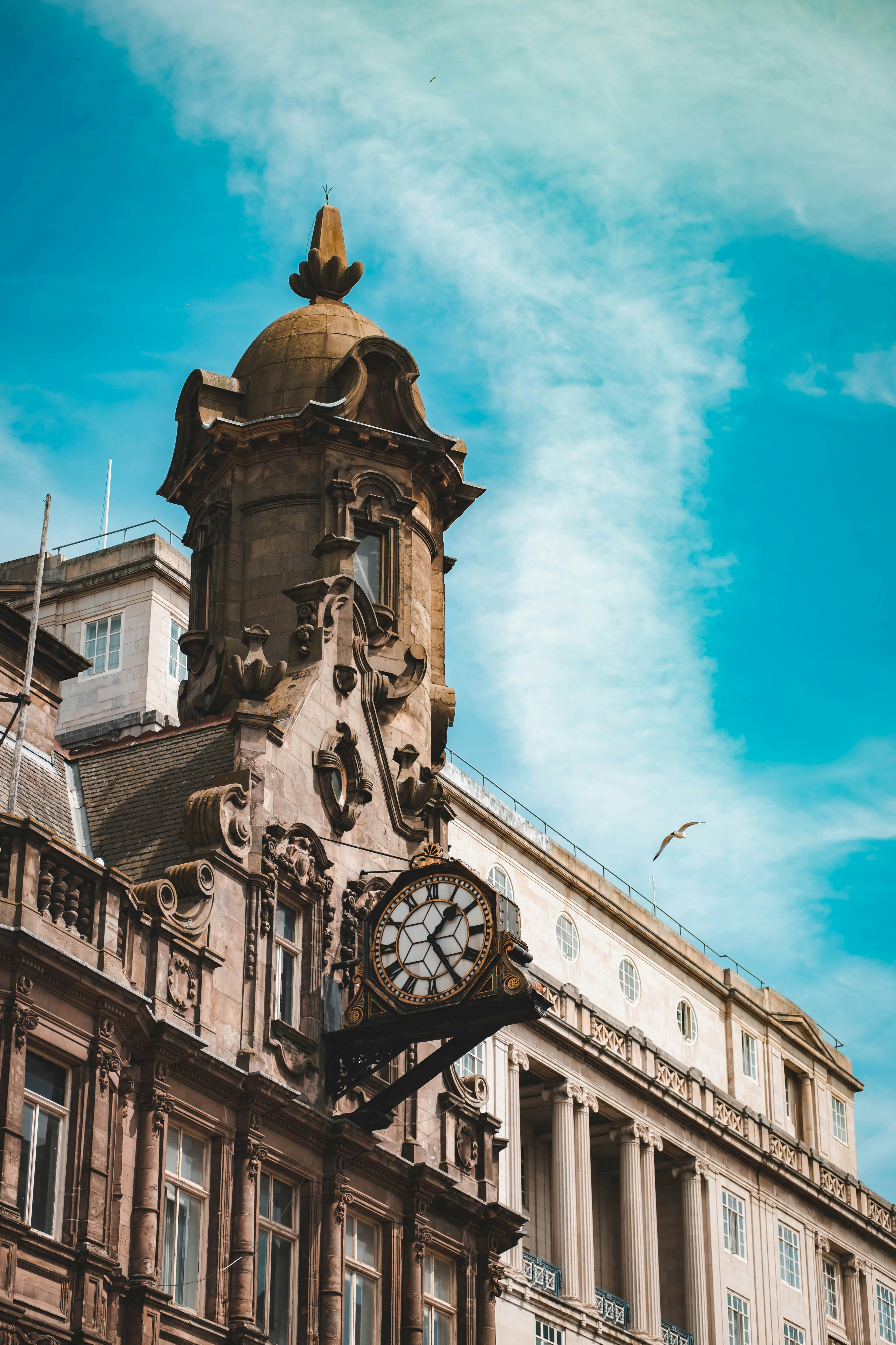 Foto Un reloj en una torre – Imagen Edificio gratis en Unsplash
