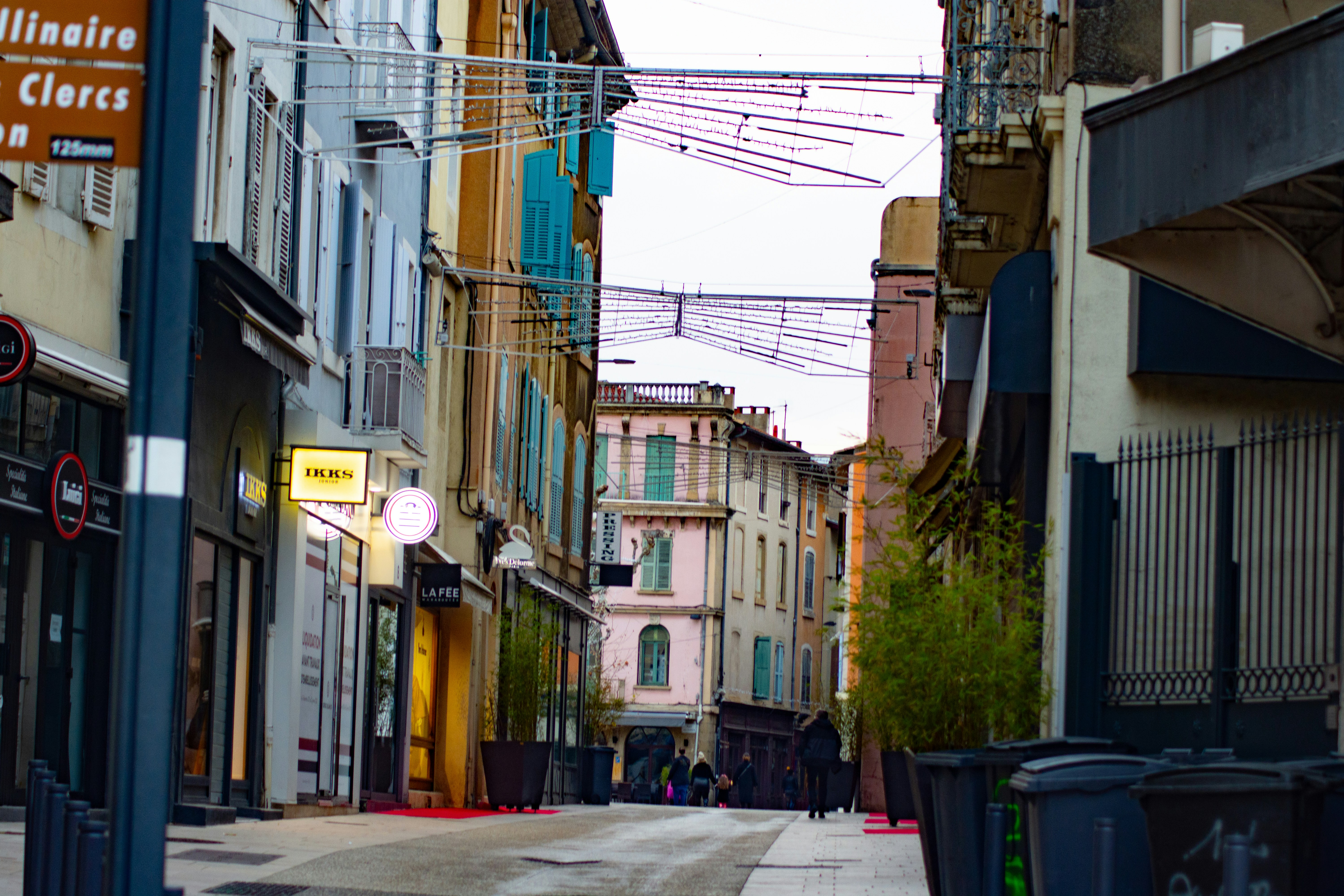 A street with buildings on both sides photo – Free Street Image on Unsplash