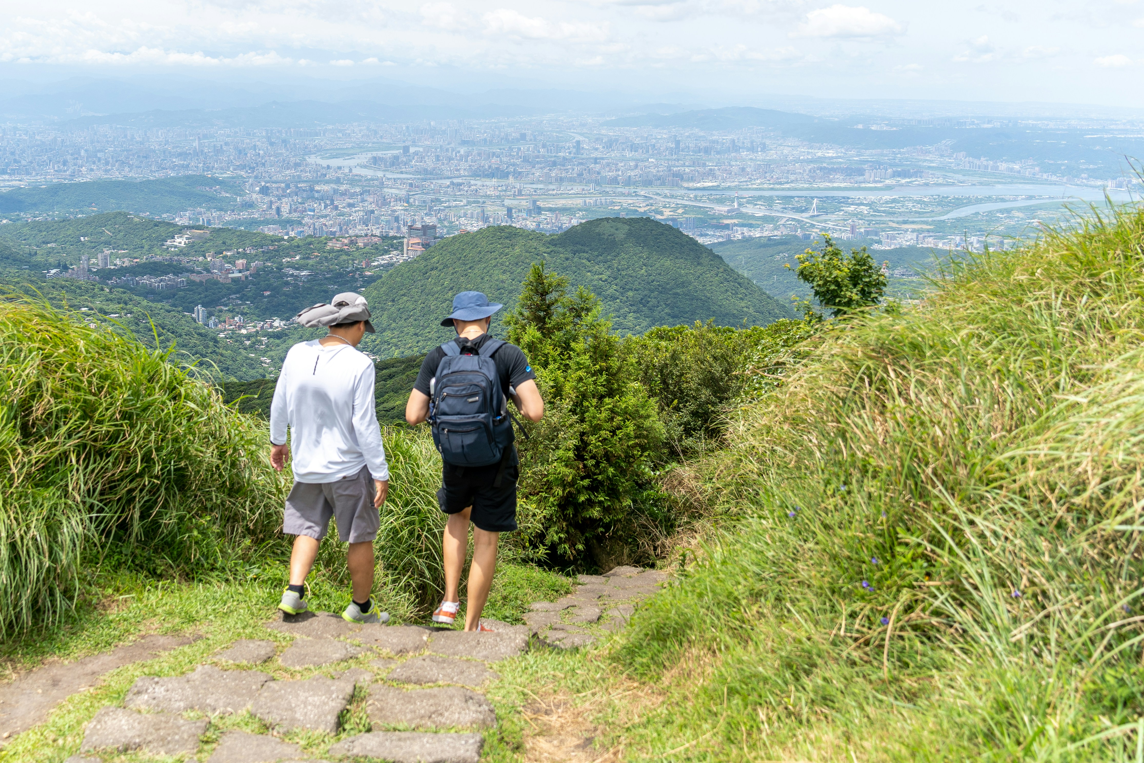 Foto Dos personas caminando por un sendero – Imagen Senderismo gratis ...