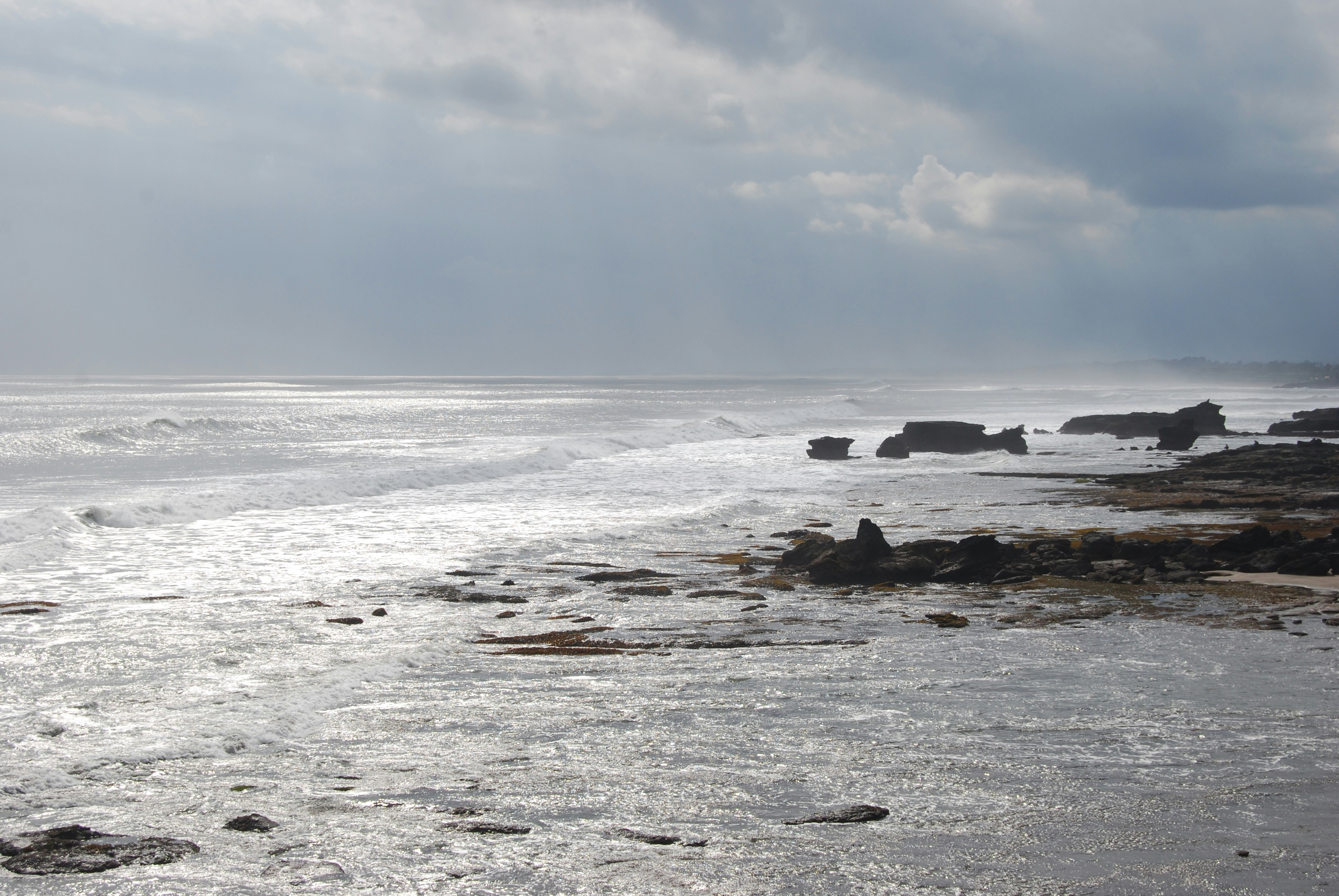 Foto zum Thema Ein felsiger Strand mit Wellen – Kostenloses Bild zu ...