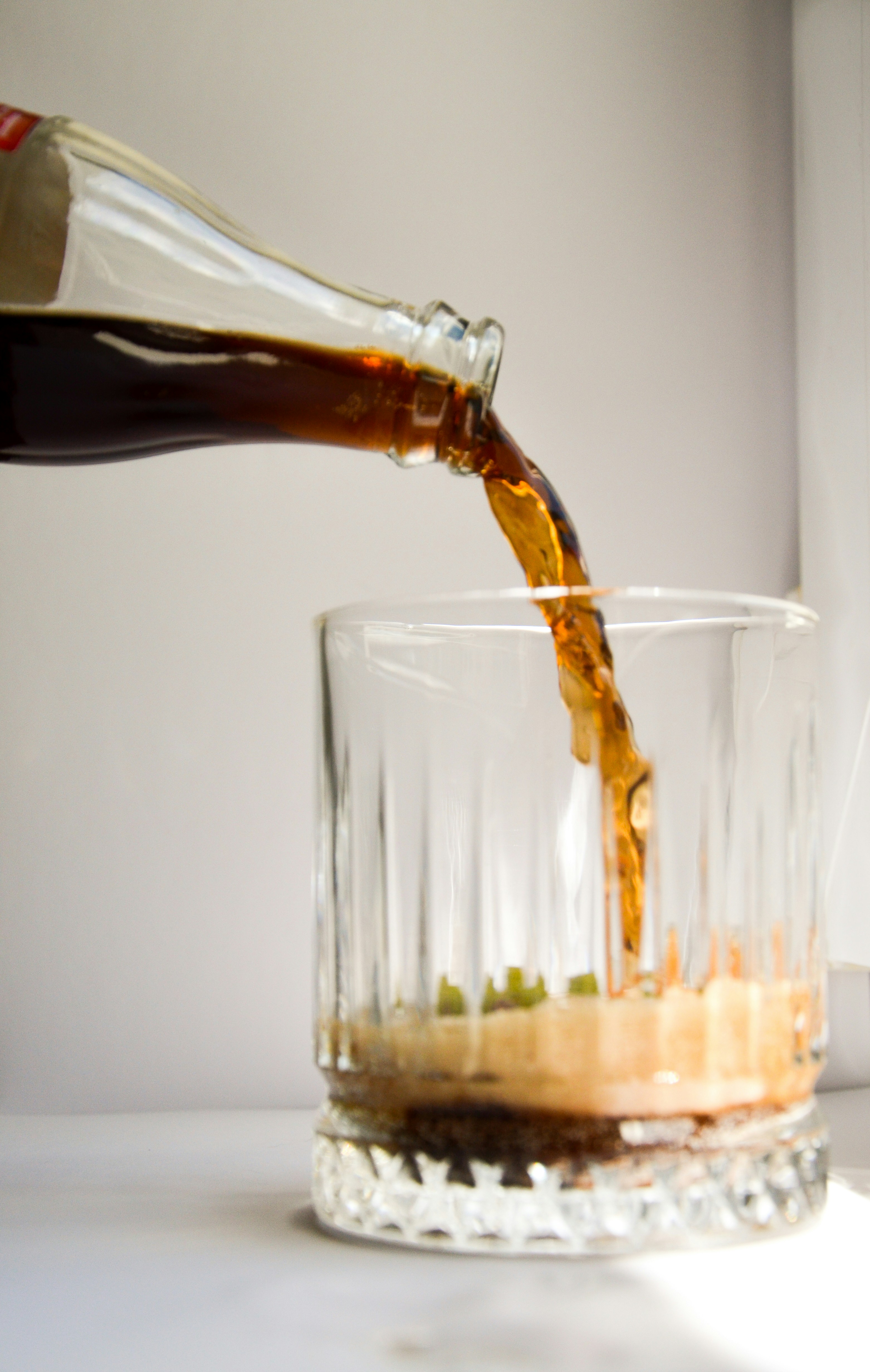 A glass jar with a liquid in it photo – Free Colddrinks Image on Unsplash