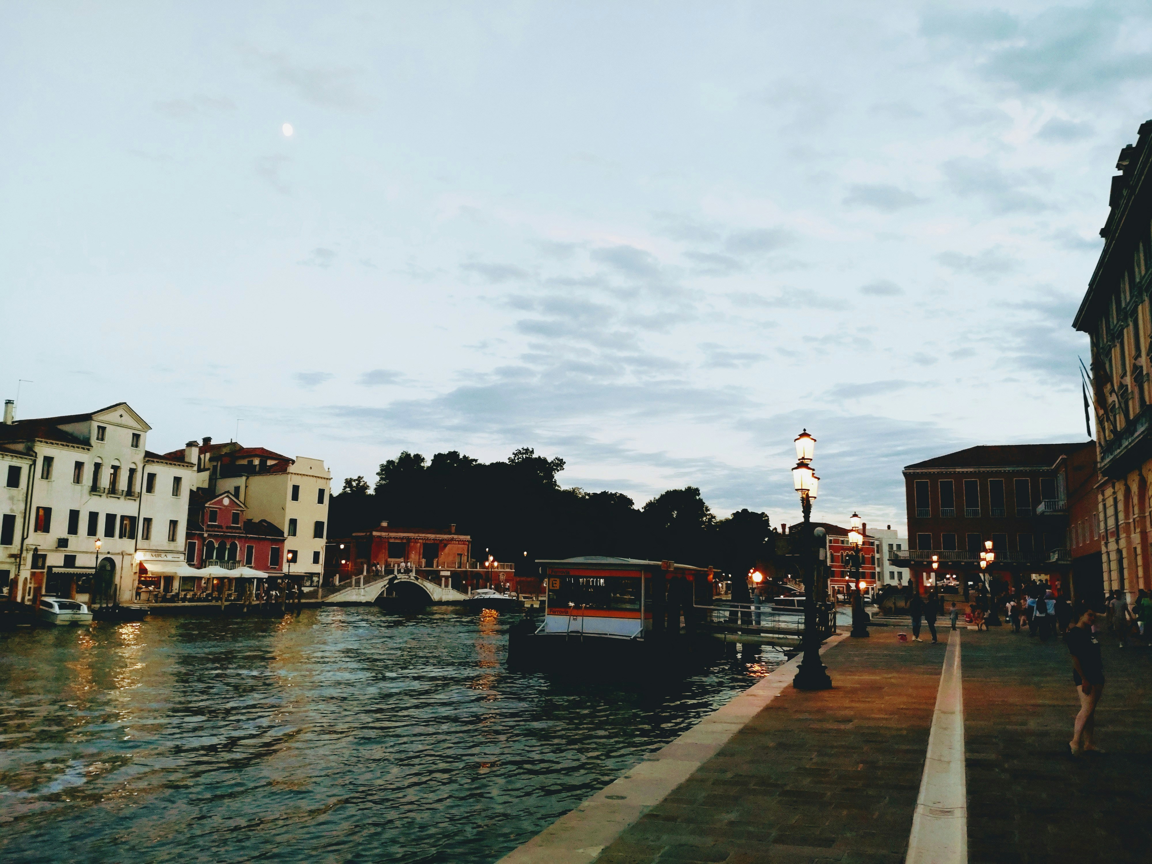 A body of water with buildings along it photo – Free Metropolitan city ...