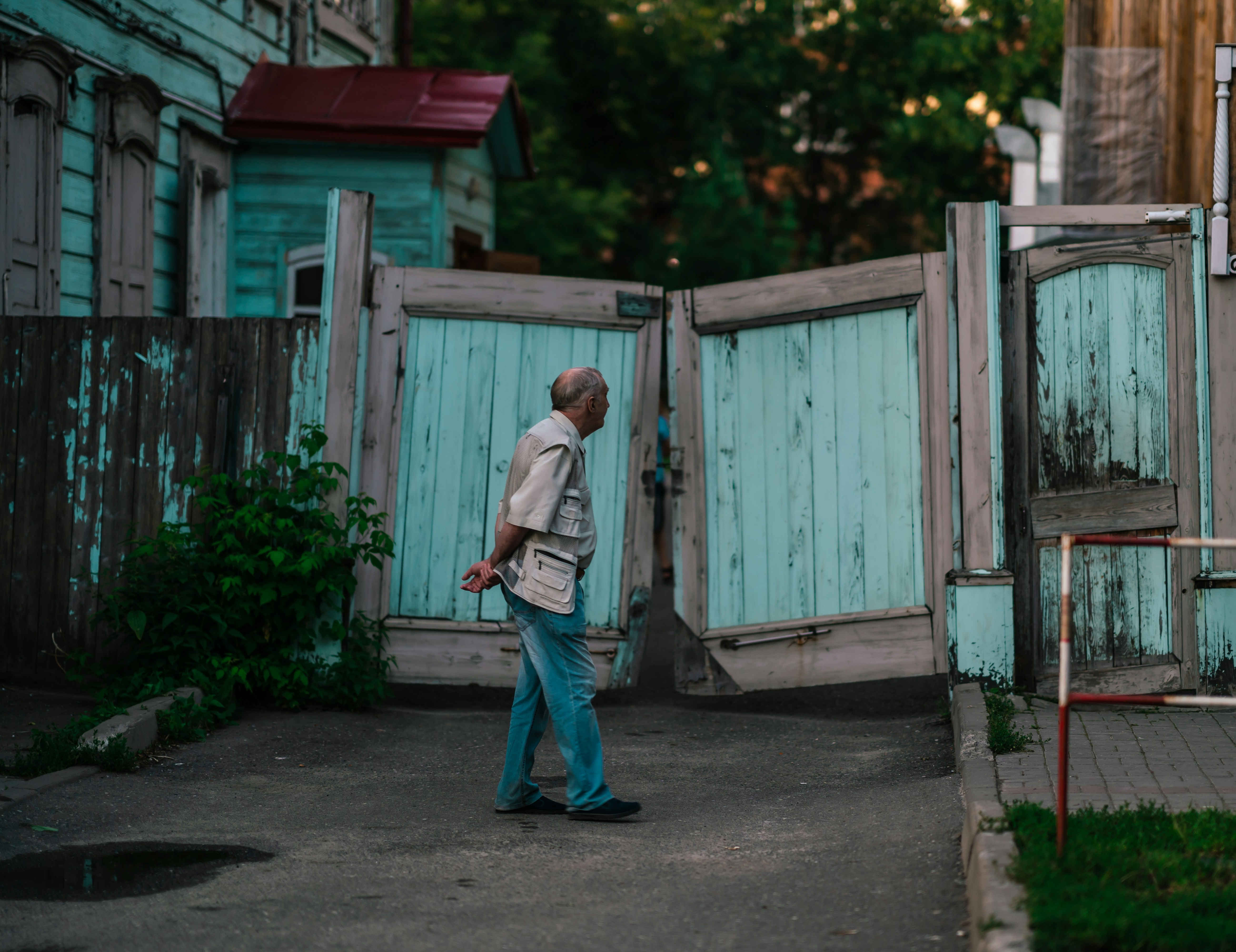 A person standing outside a building photo – Free Street Image on Unsplash