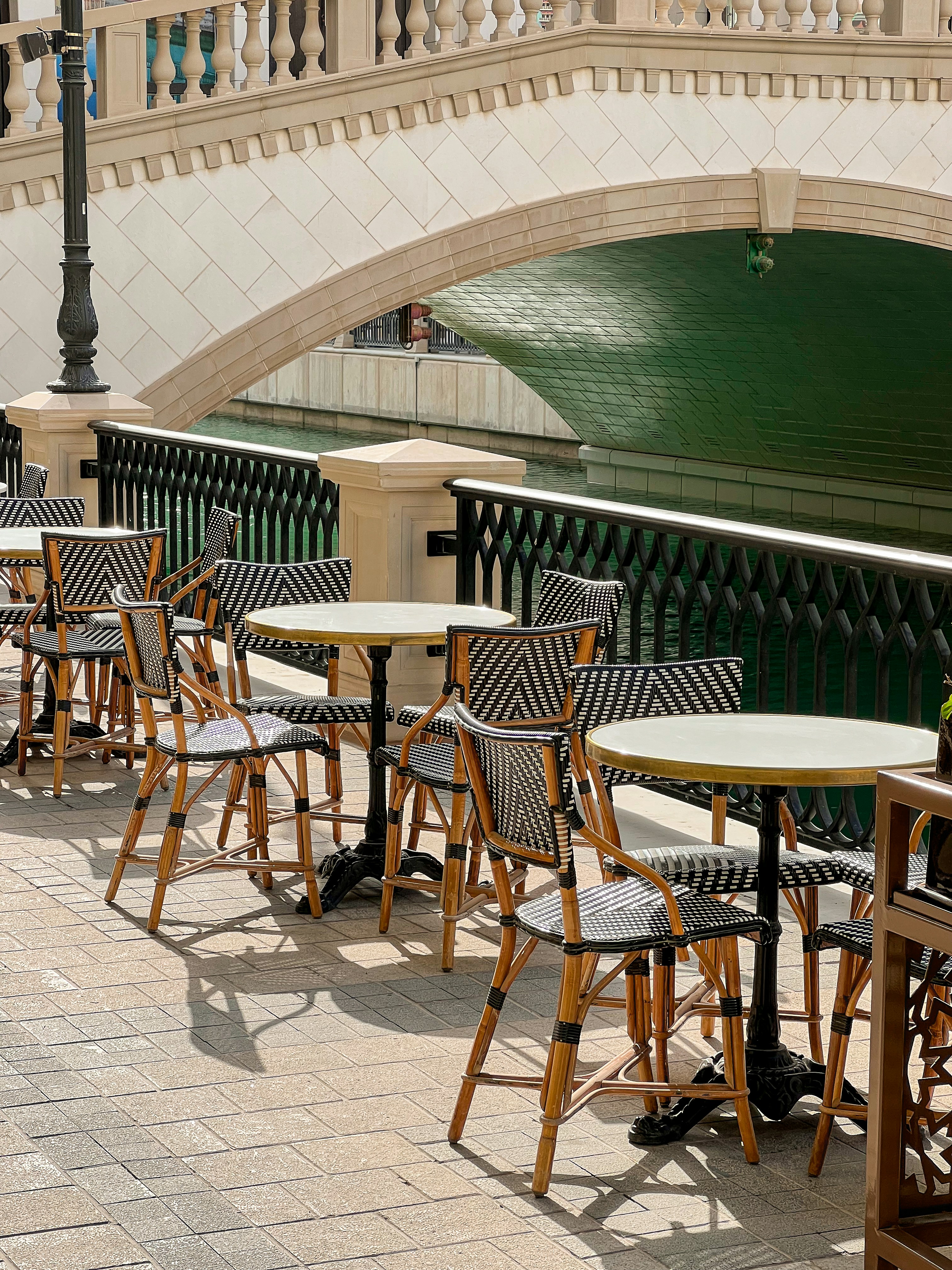 A group of tables and chairs outside photo – Free Doha Image on Unsplash