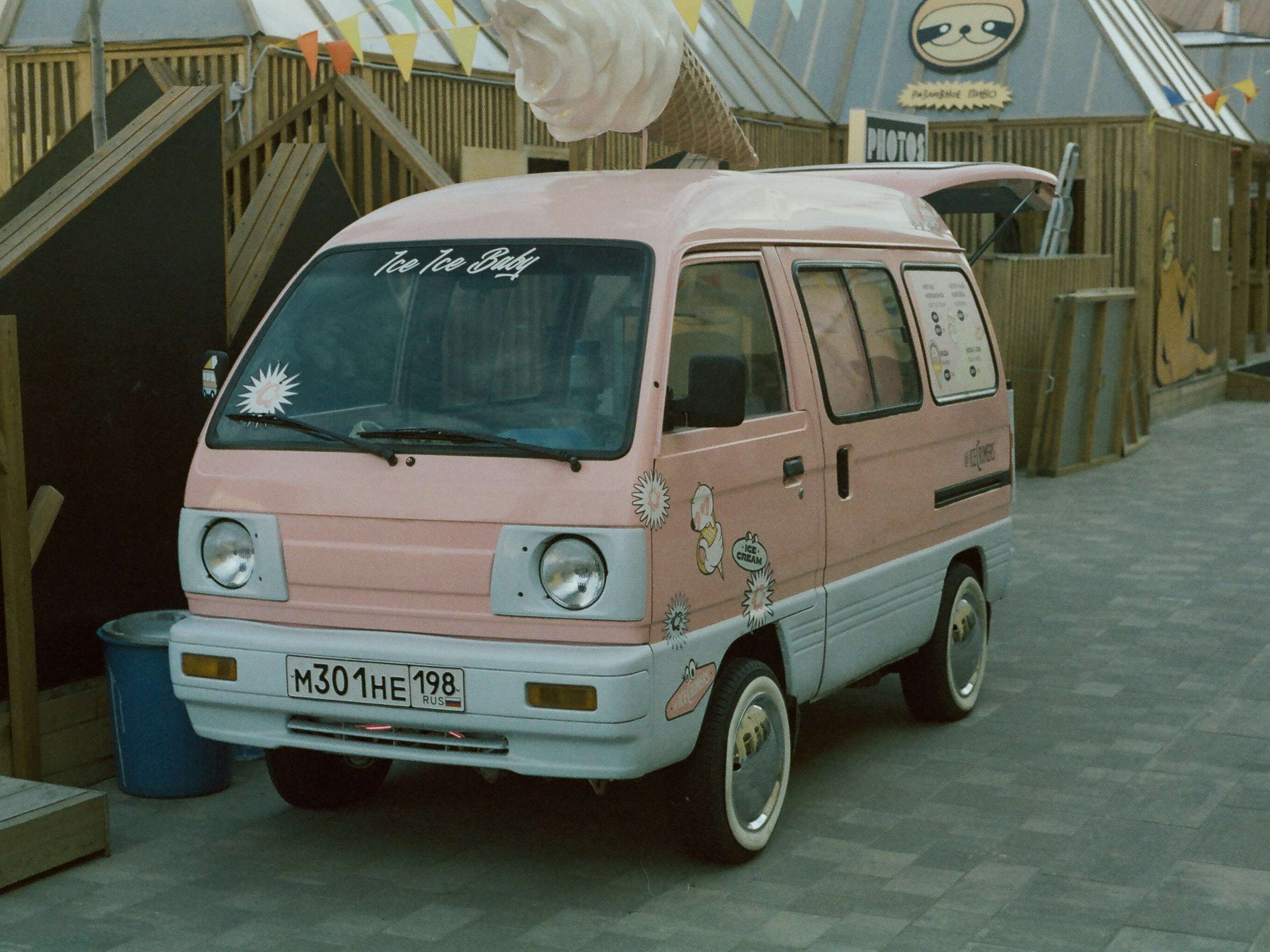 Une petite camionnette rose photo – Photo Gris Gratuite sur Unsplash