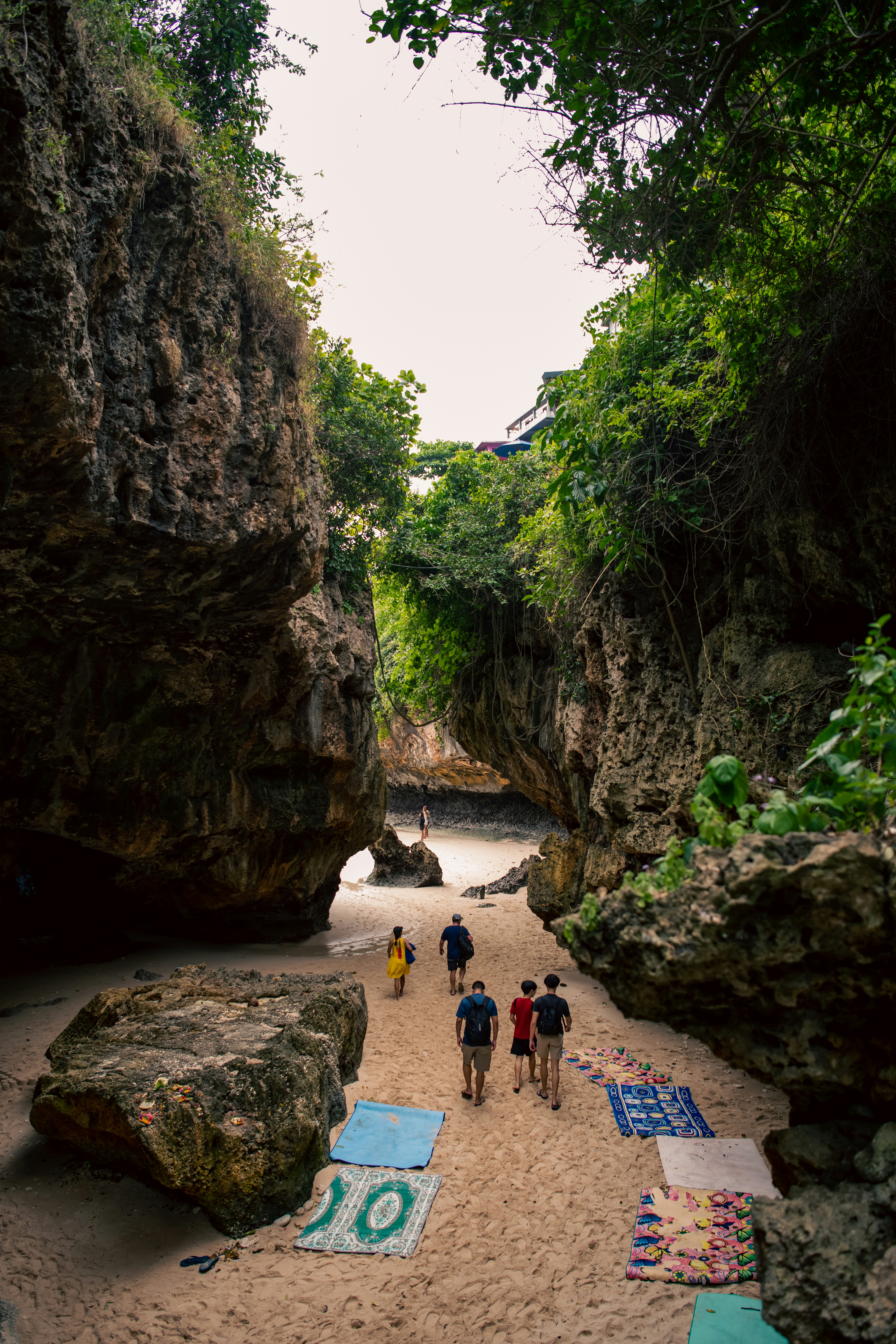 Foto Gente caminando por un sendero entre rocas – Imagen Humano gratis ...