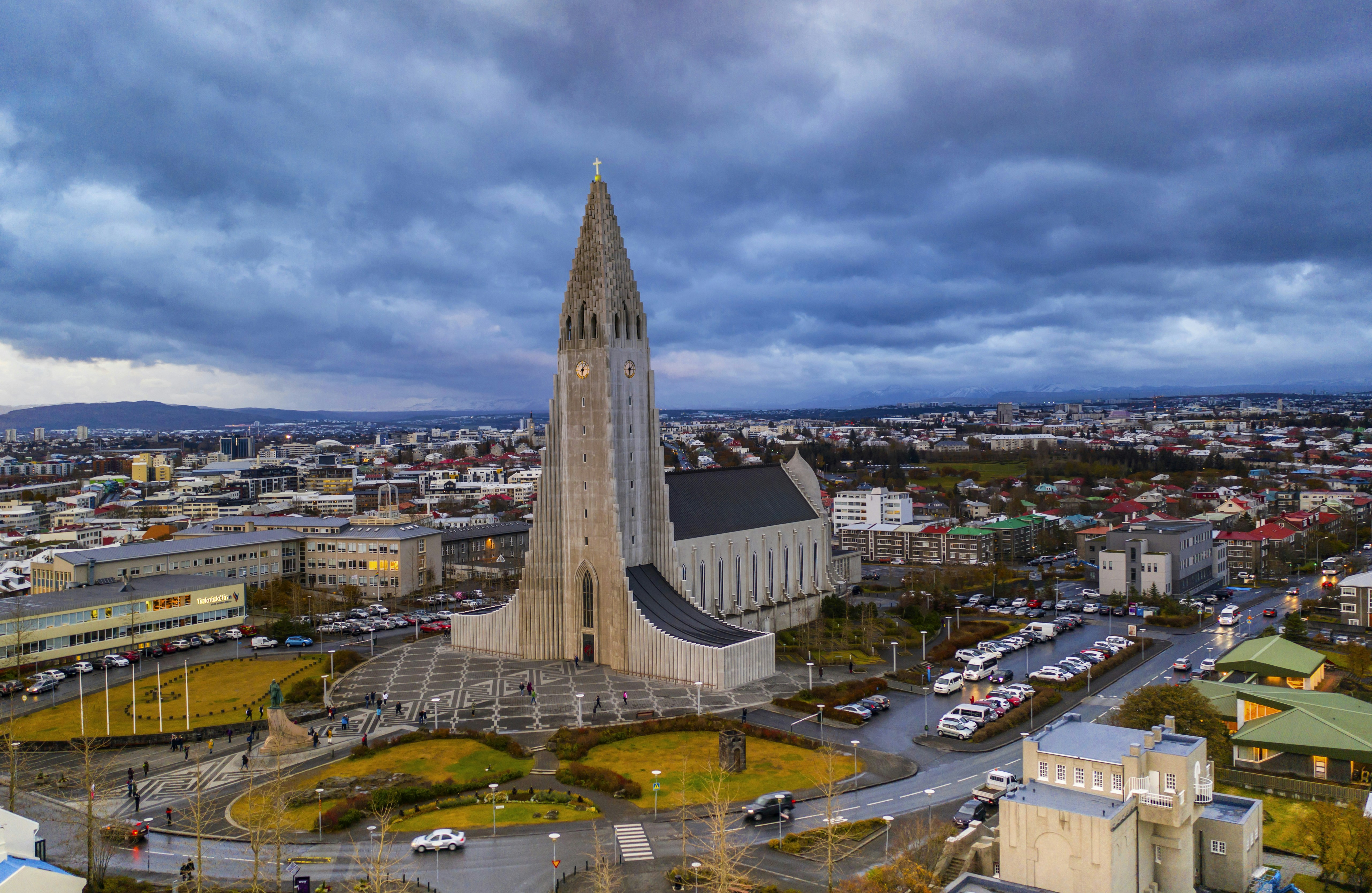 Un grand bâtiment avec un toit pointu photo – Photo Bleu Gratuite sur ...