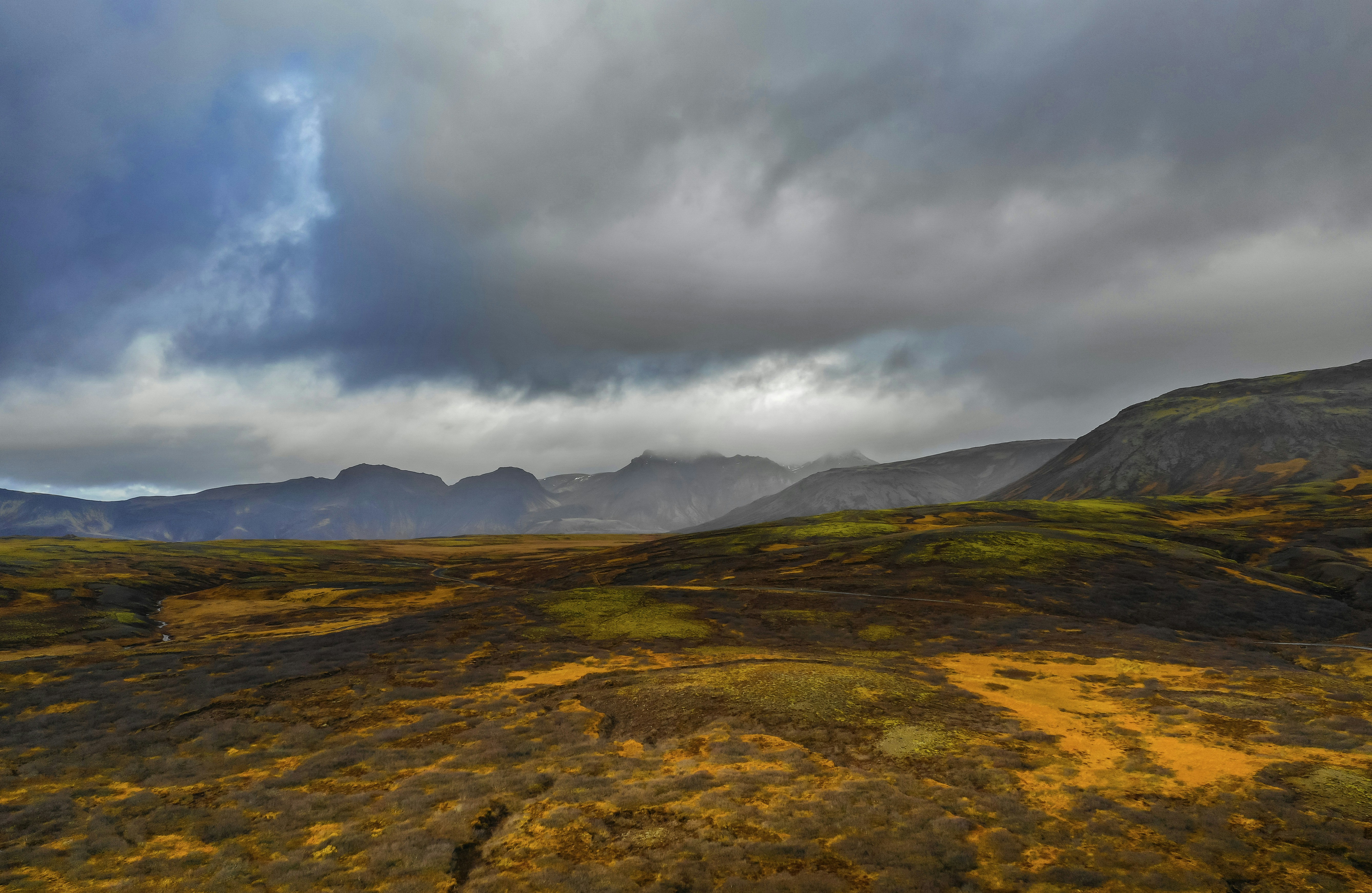 Un paysage avec des collines et des nuages photo – Image gratuite de ...