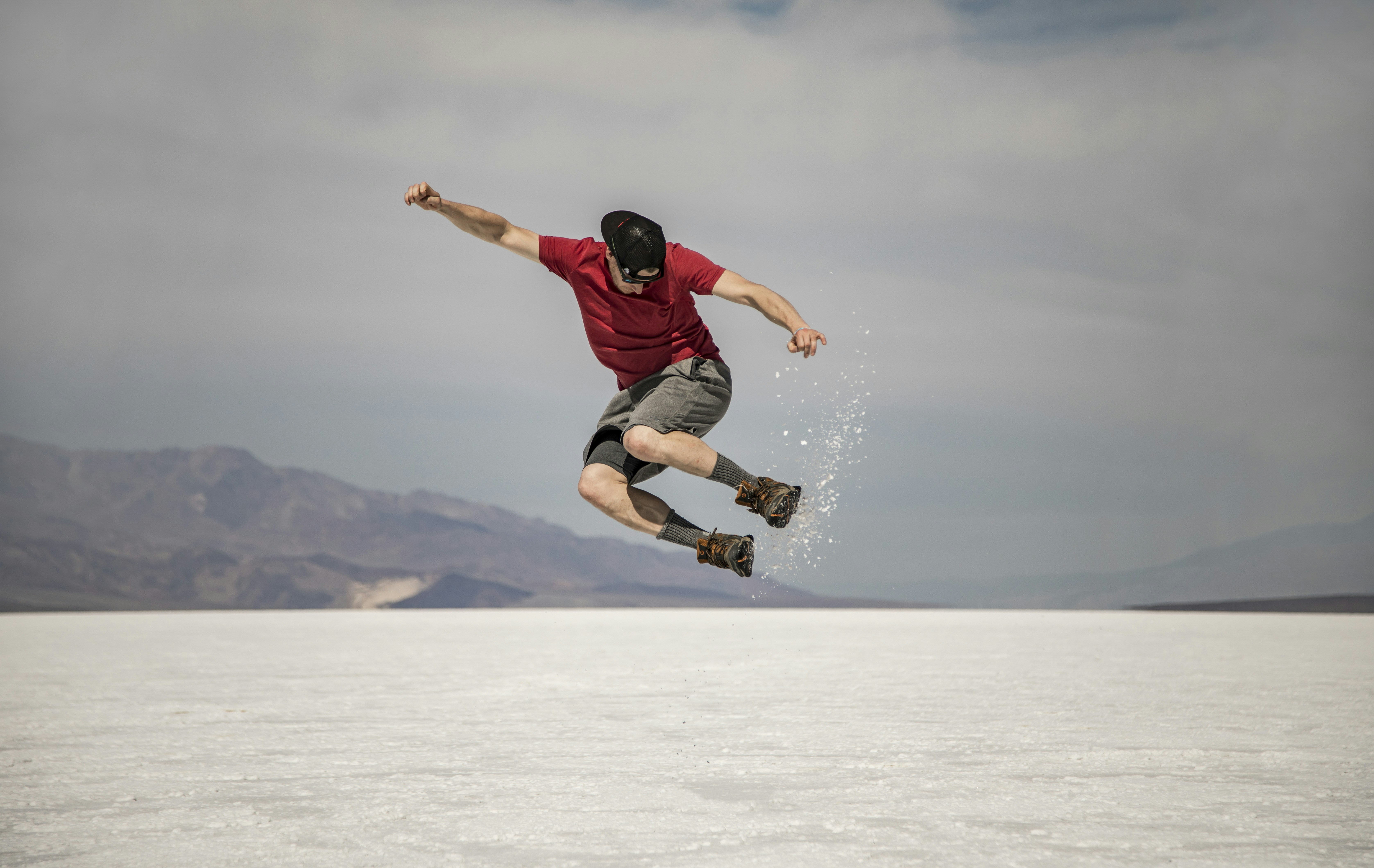 Ein Mann springt mit einem Skateboard in die Luft Foto – Kostenloses ...