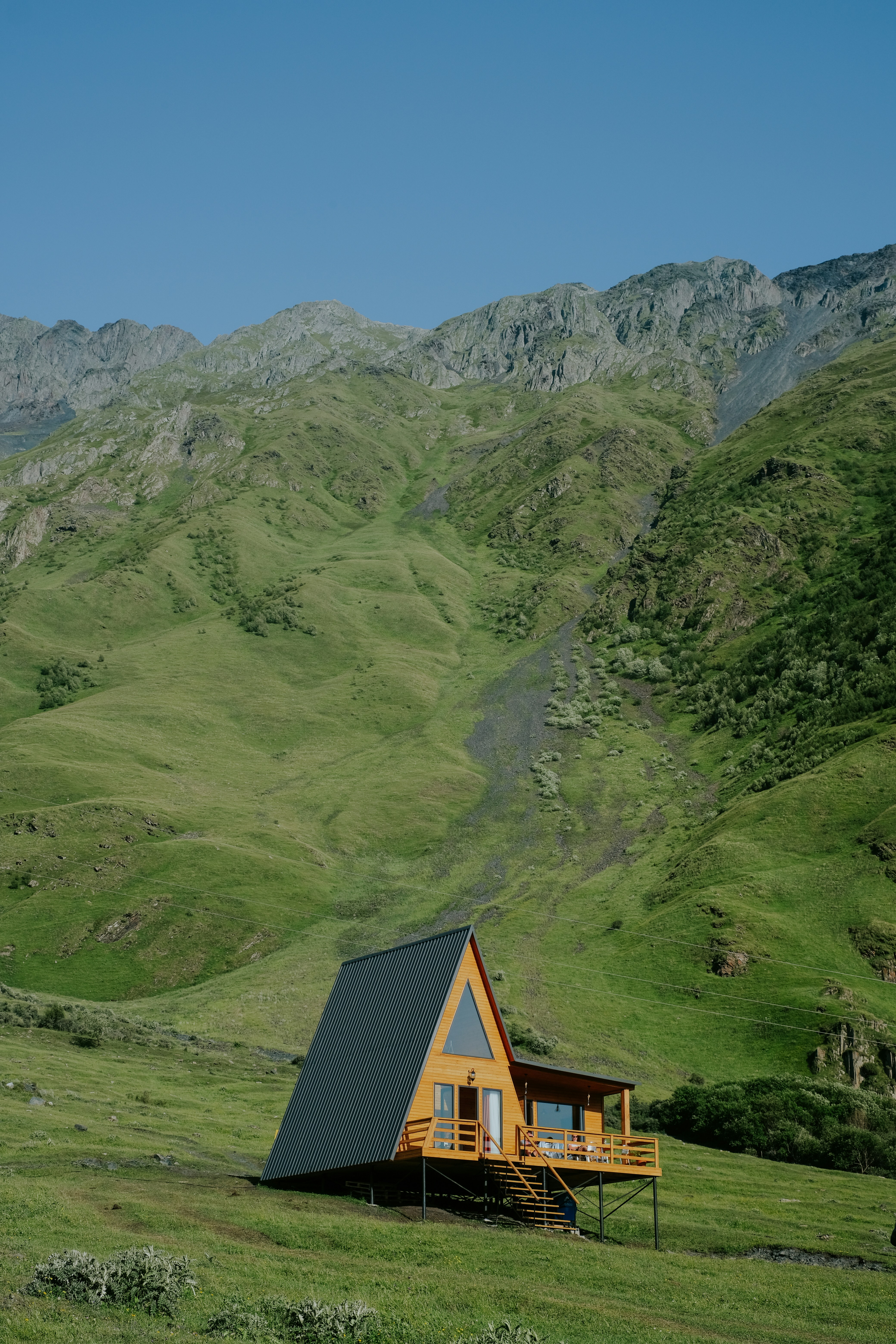 Foto Una casa en una colina – Imagen Georgia gratis en Unsplash