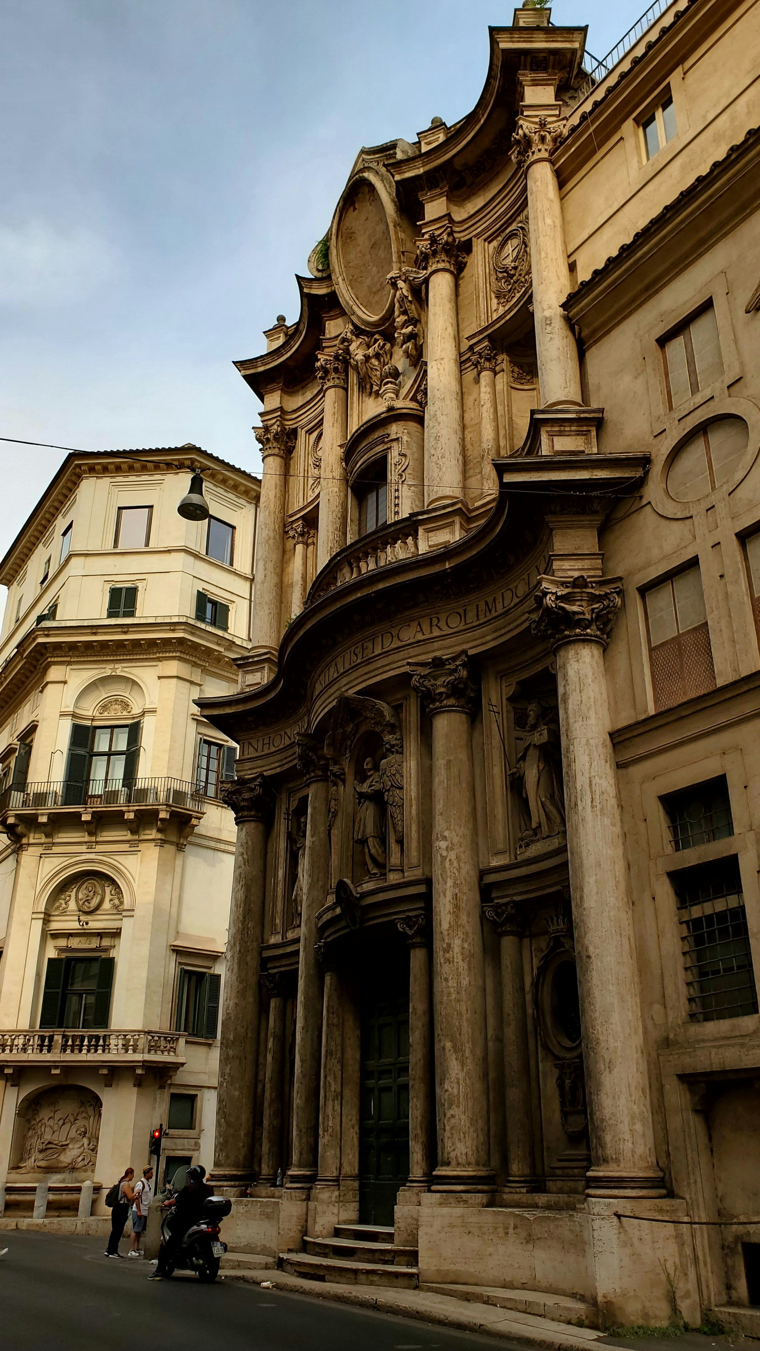 A building with a large archway photo – Free Rome Image on Unsplash