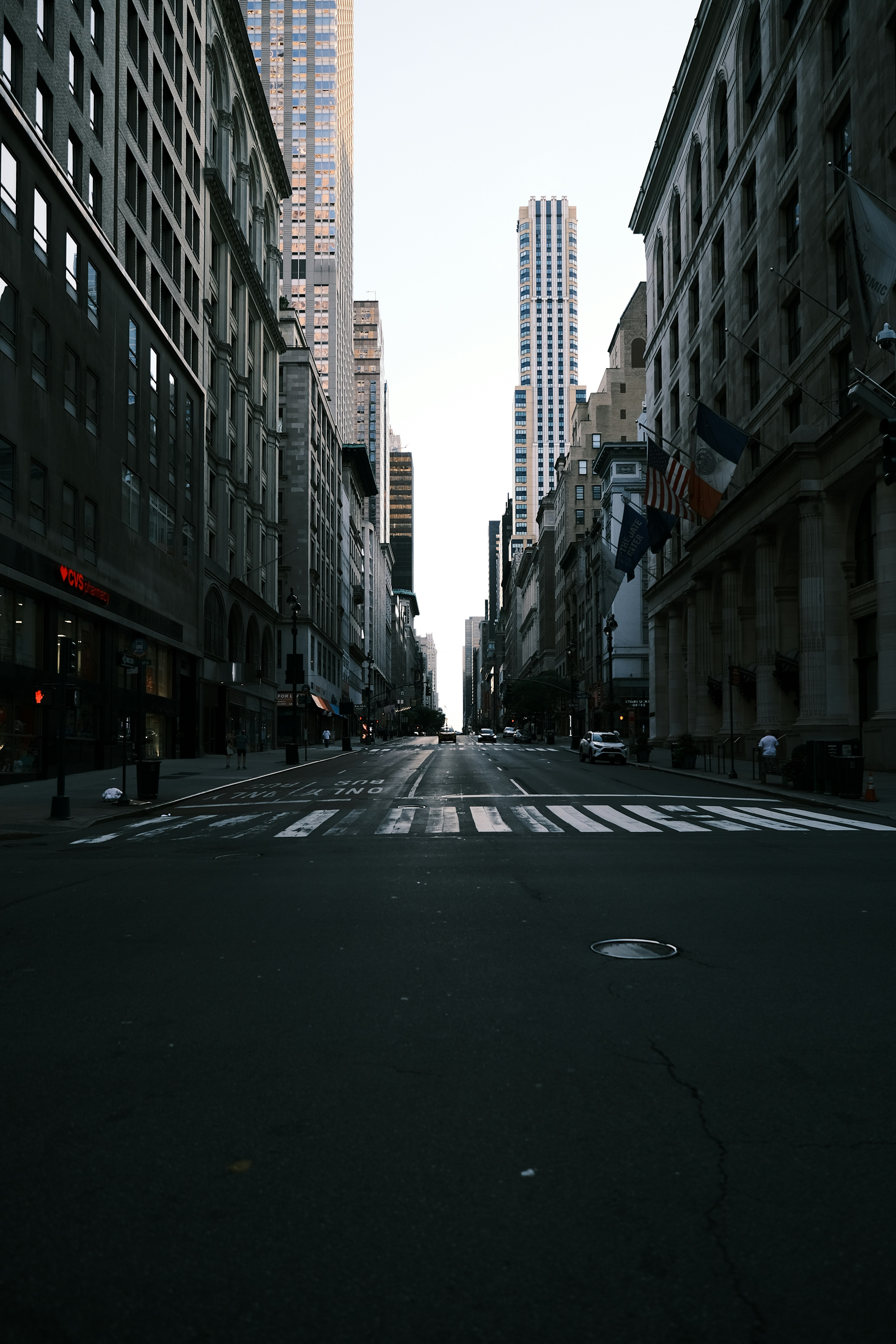 Une rue avec de grands immeubles de chaque côté photo – Image gratuite ...