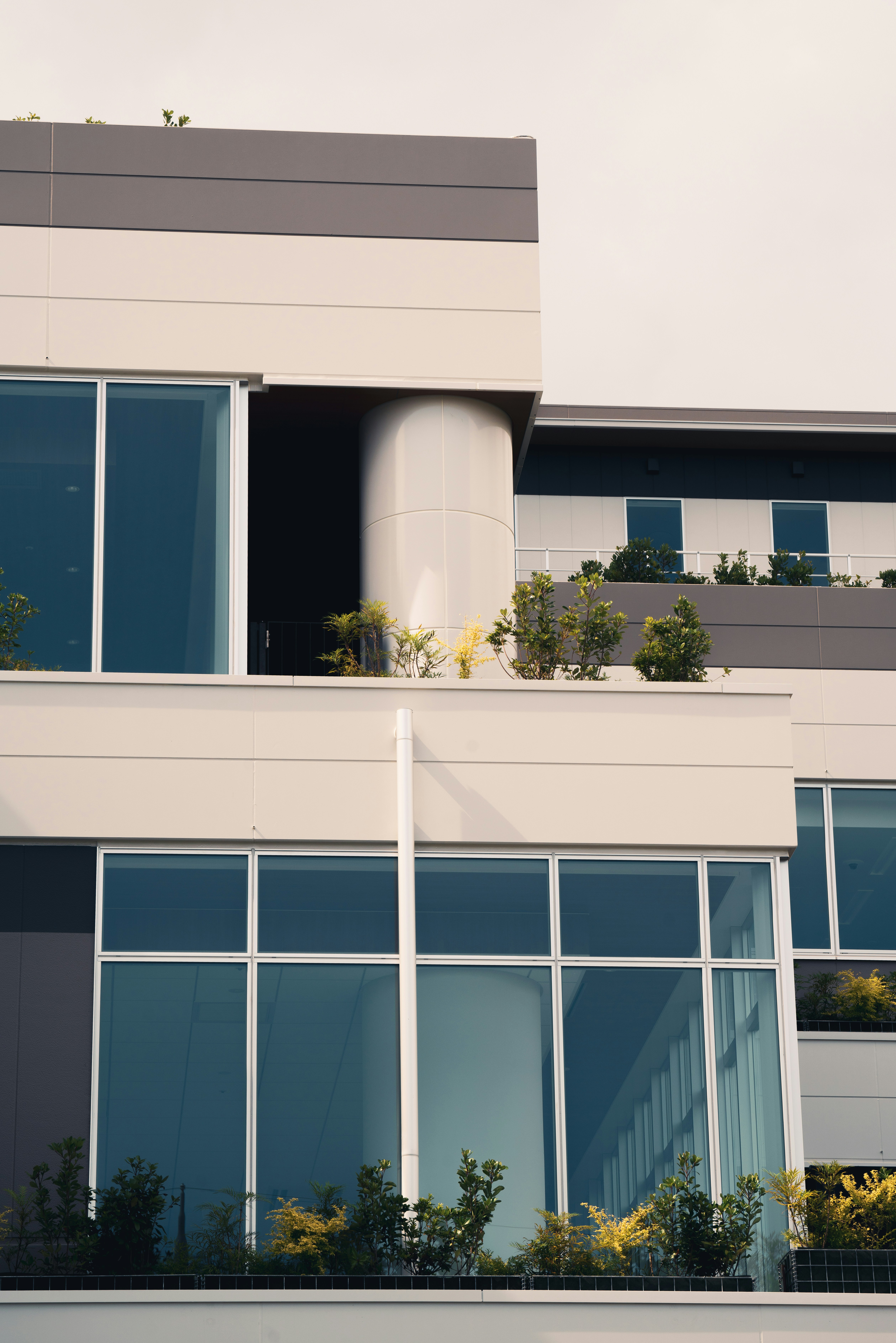 Column Crown over a Glass Terrace: Quiet Geometry of a Modern Facade