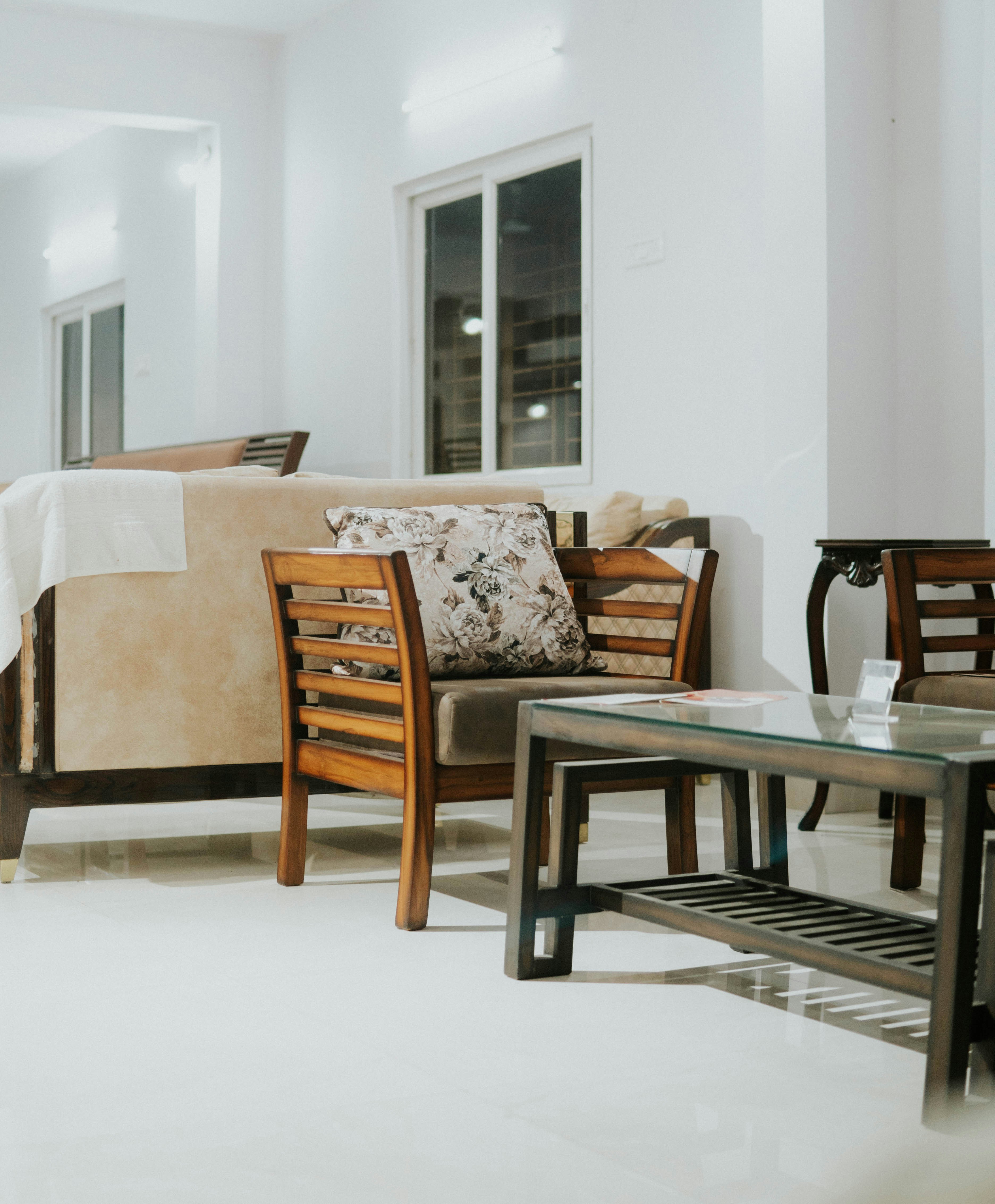 Mid-Century Calm in Whitewashed Living Room