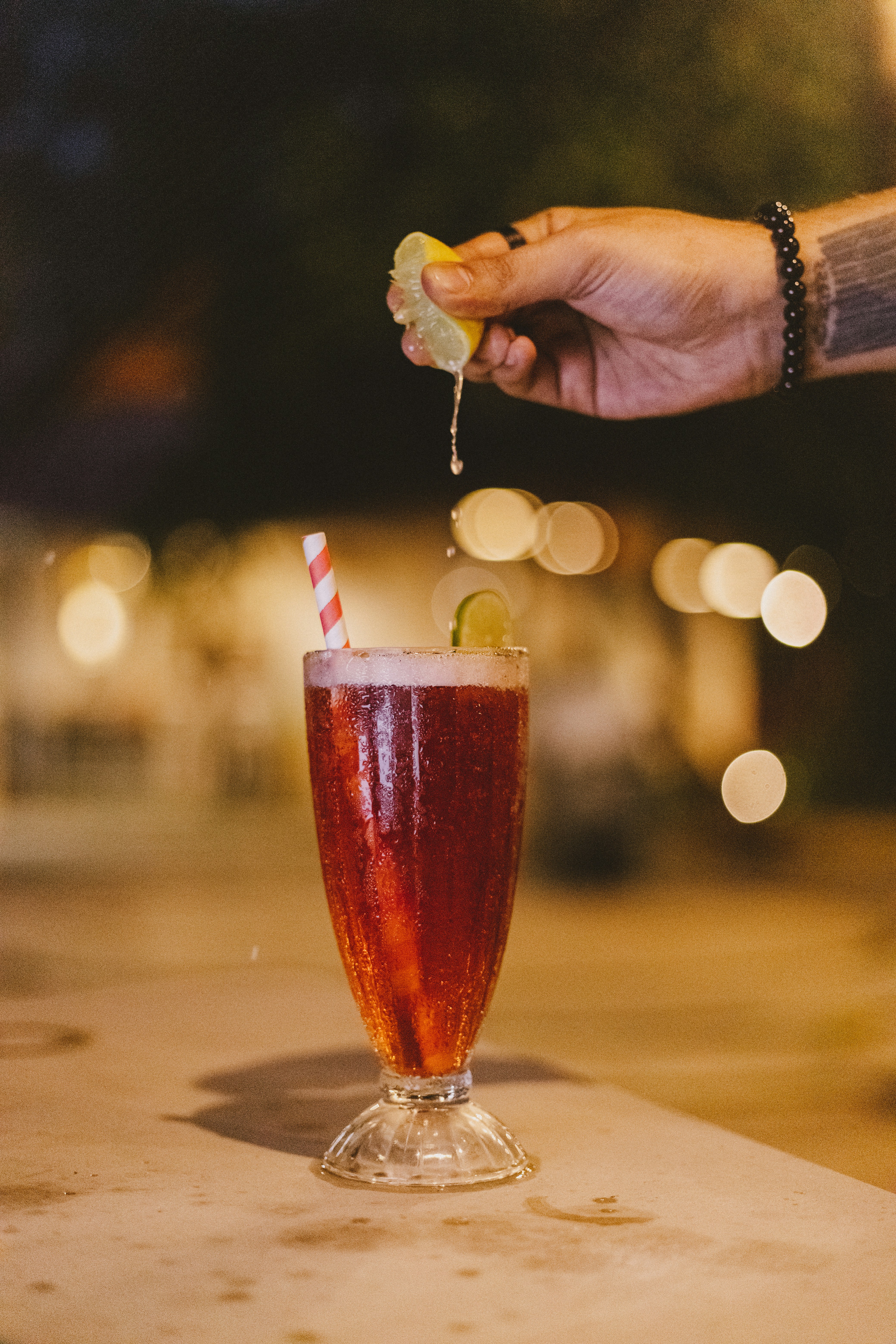 Une main versant une boisson dans un verre photo – Photo Boisson ...