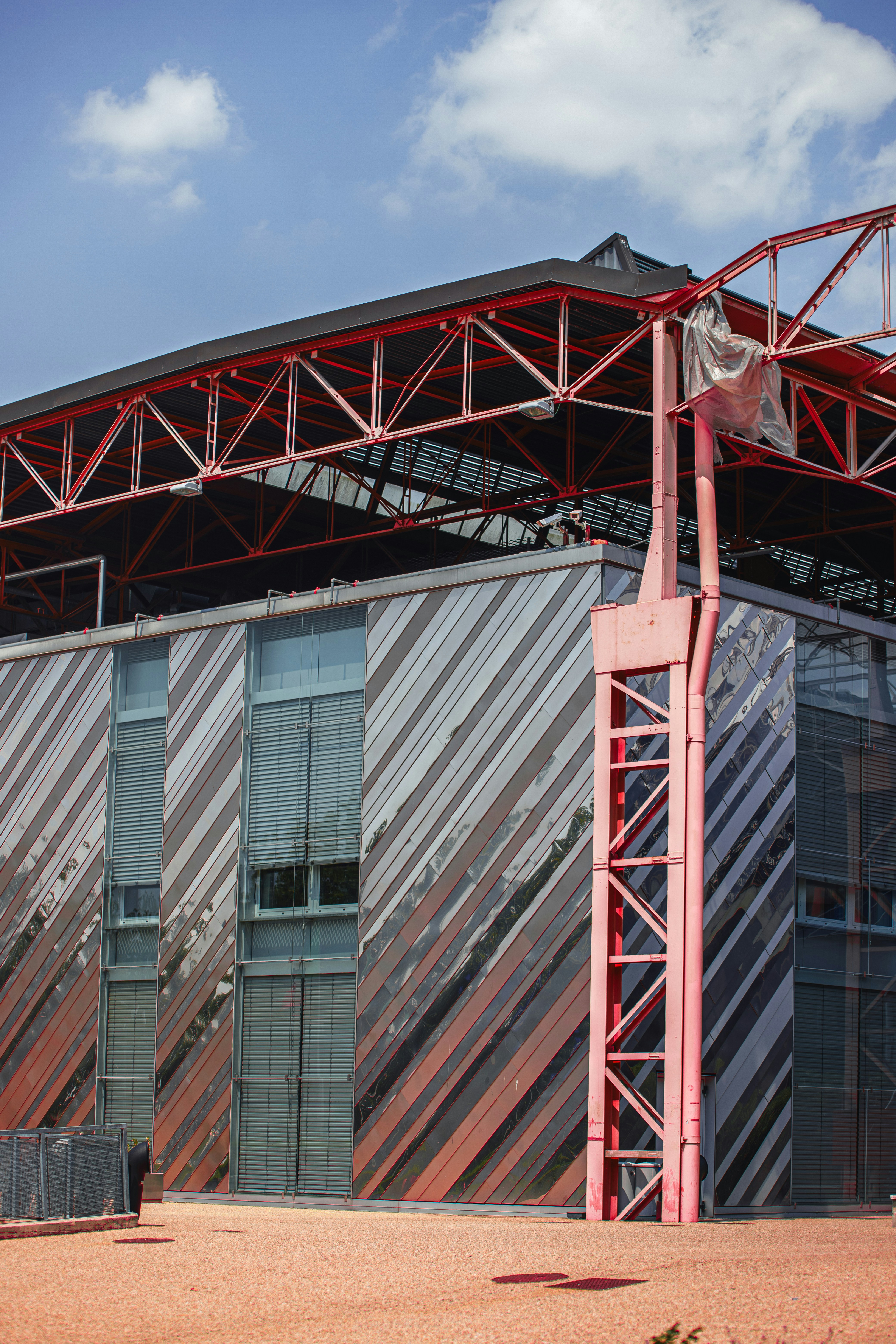 Une grande structure métallique avec une échelle rouge sur le côté ...