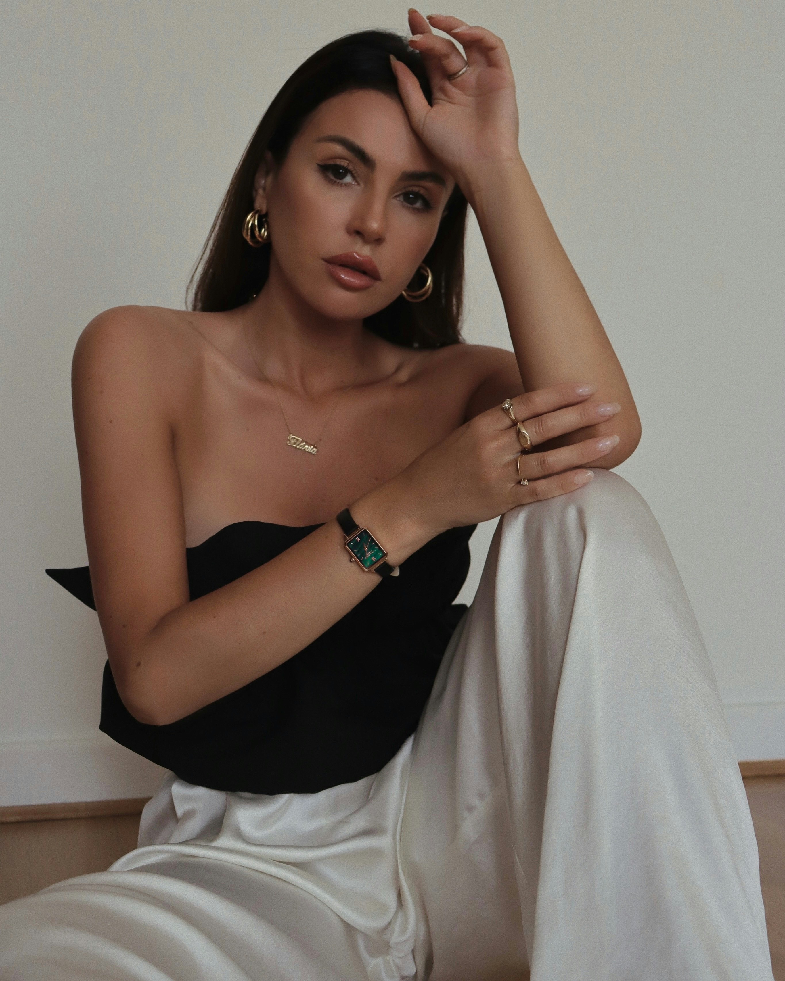 Foto Una persona posando para una foto – Imagen Gris gratis en Unsplash