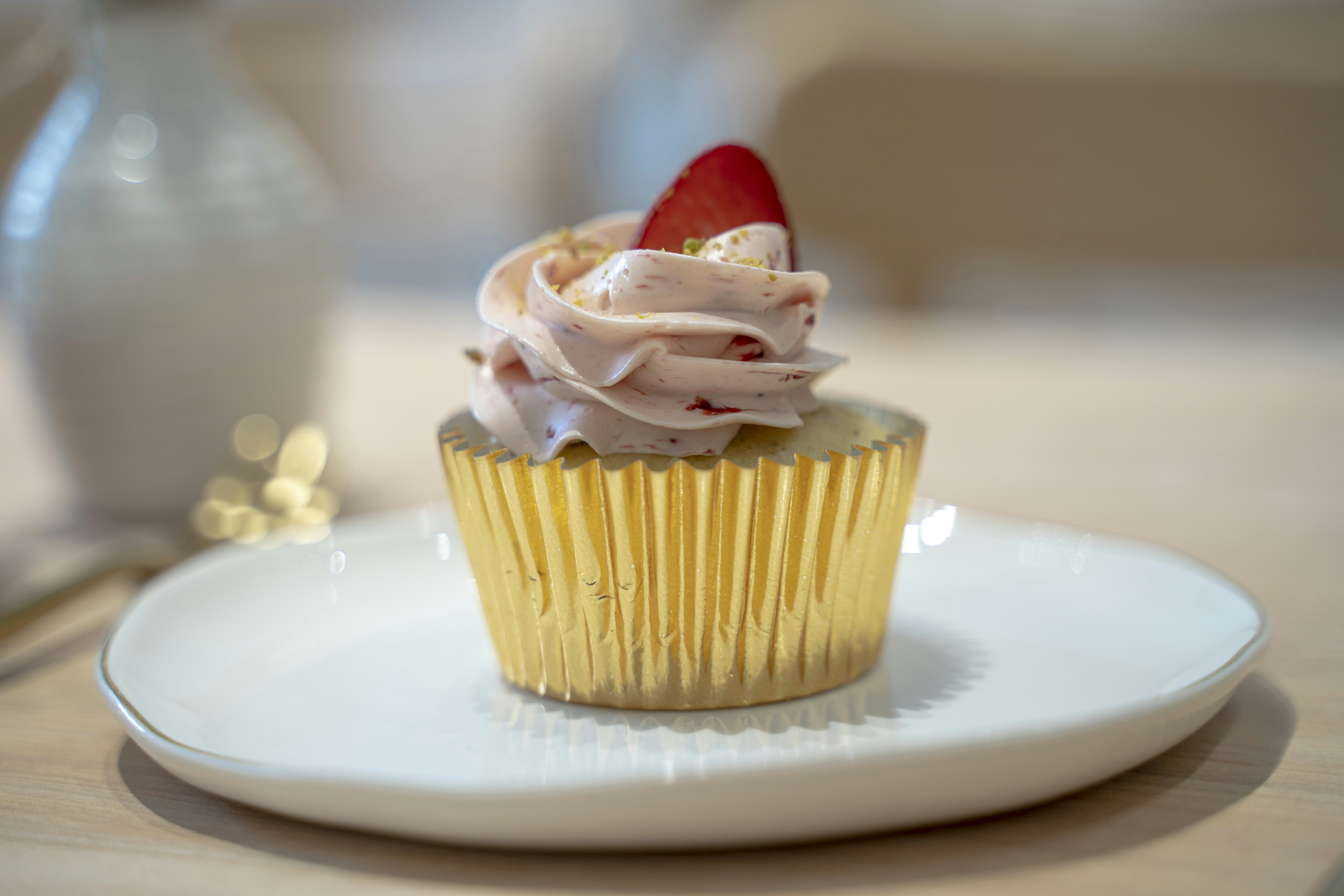 Foto zum Thema Ein Cupcake auf einem Teller – Kostenloses Bild zu Rae ...