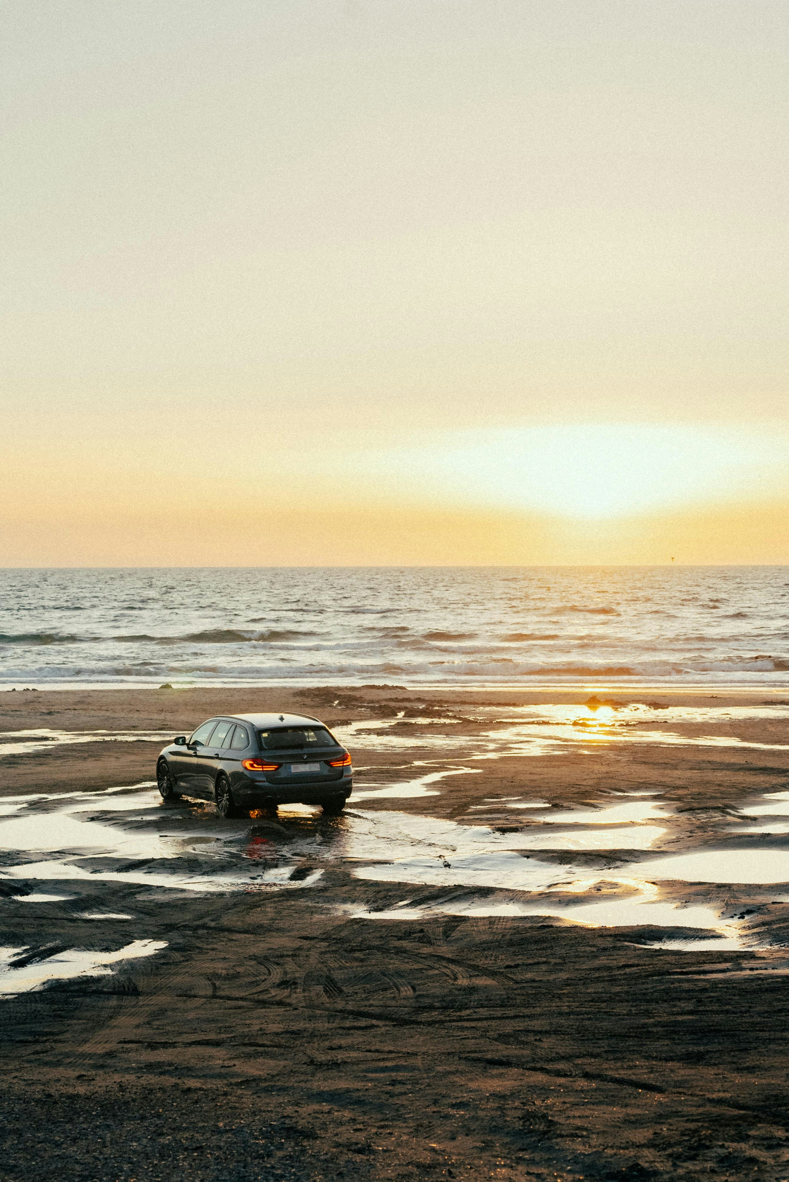 Ein Auto am Strand Foto – Kostenloses Bild zum Thema Danmark auf Unsplash