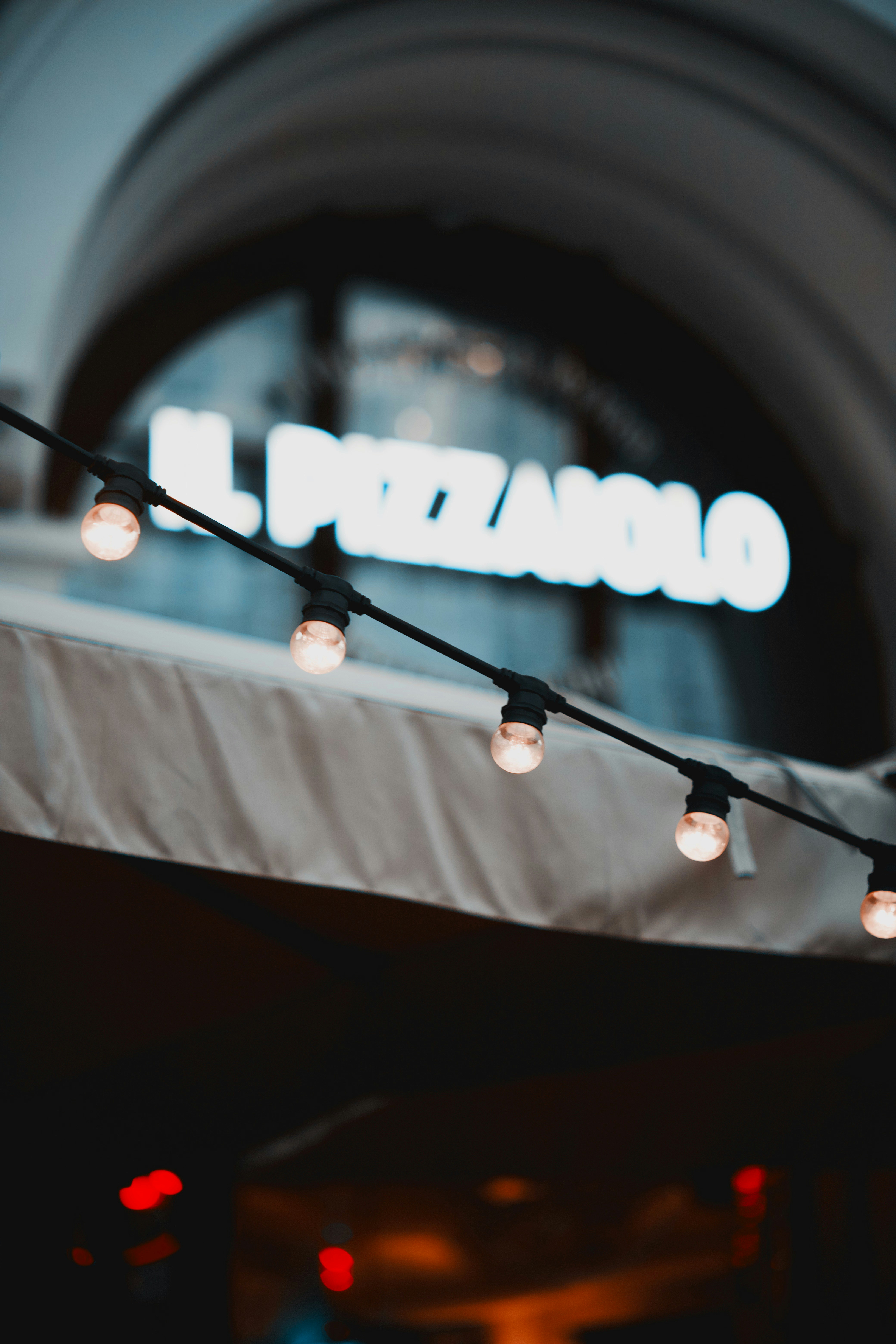 Un letrero con luces foto – Imagen de Ciudad gratuita en Unsplash