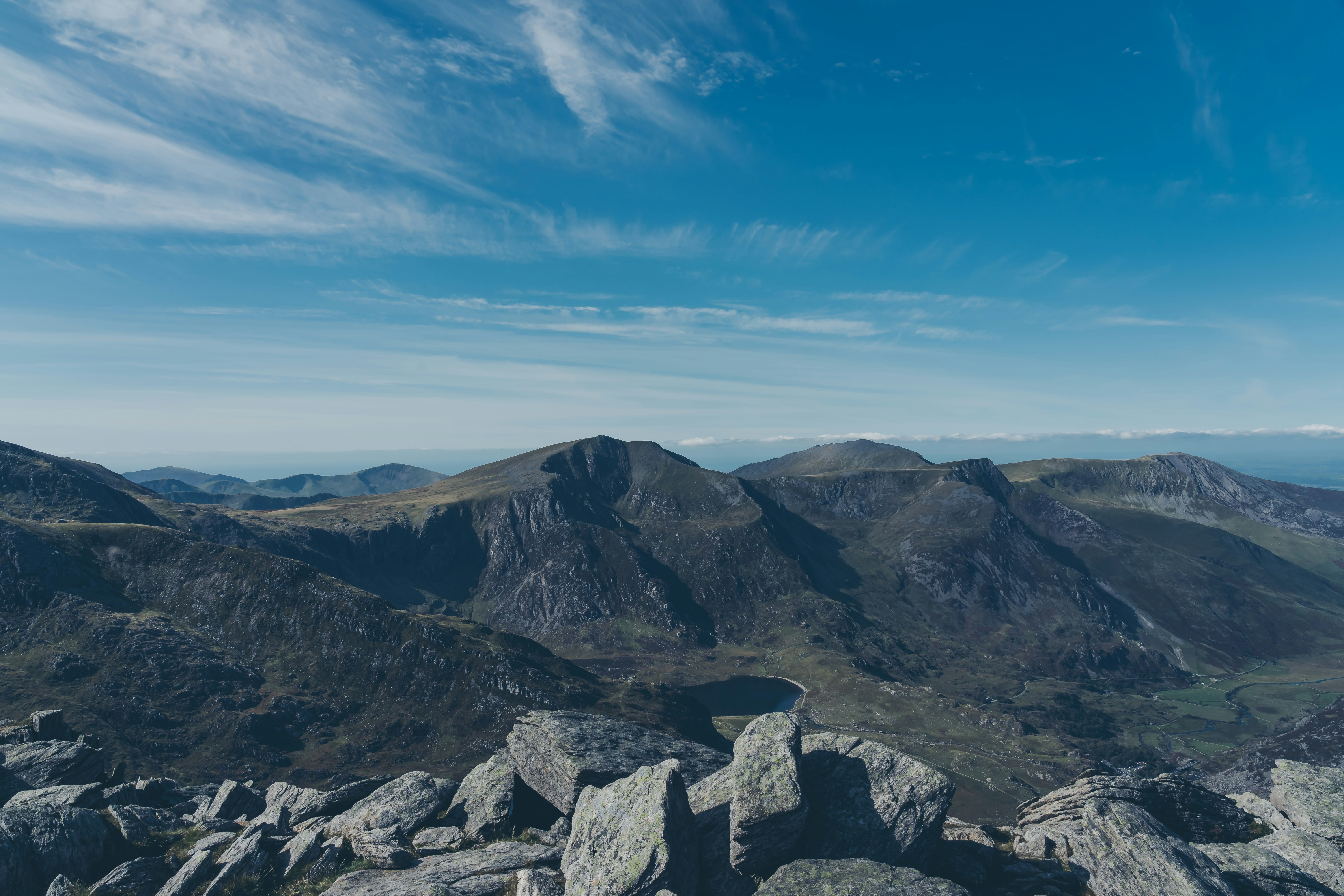 Un paysage rocheux traversé par une rivière photo – Photo La nature ...