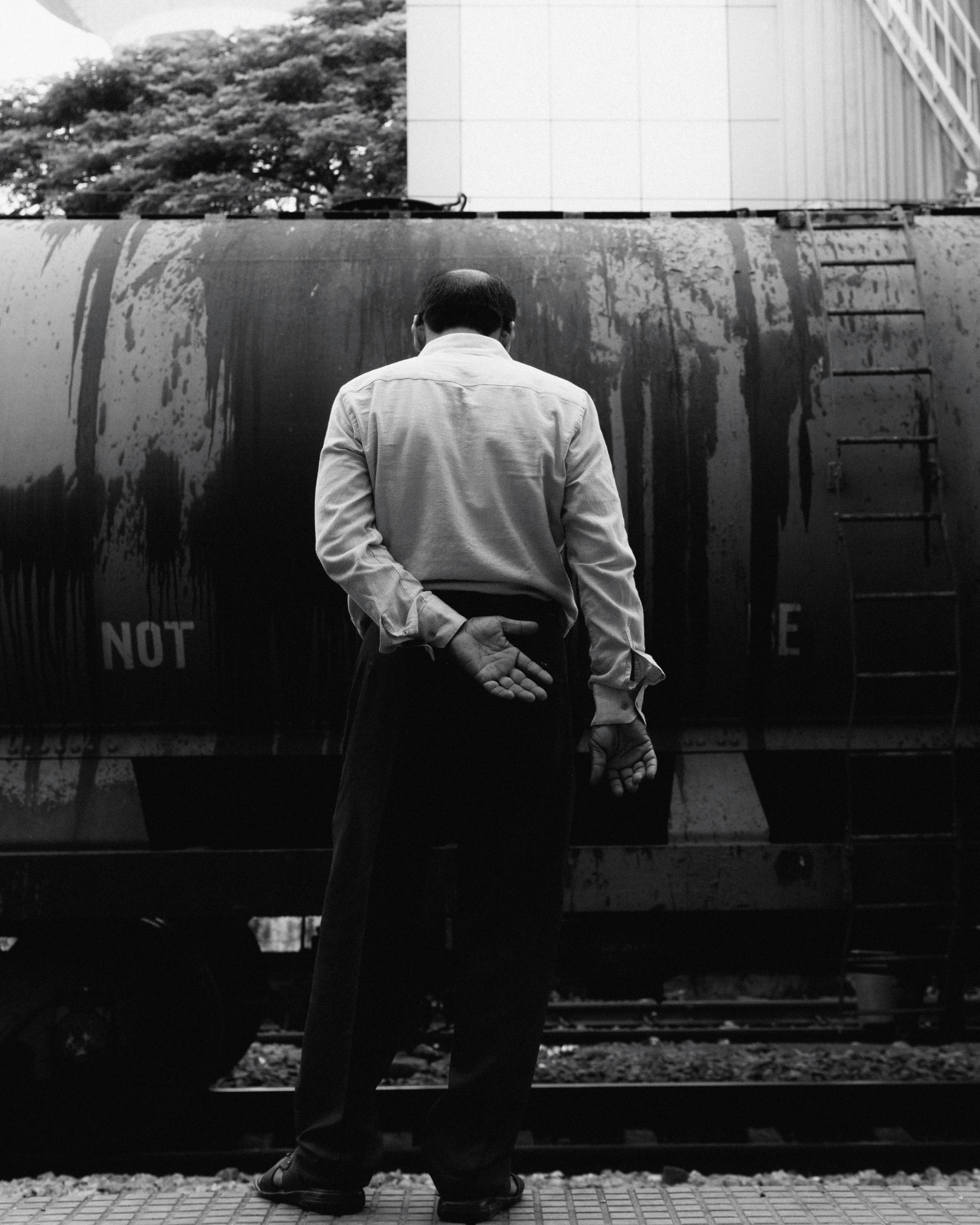 A man standing next to a train photo – Free Potraits Image on Unsplash