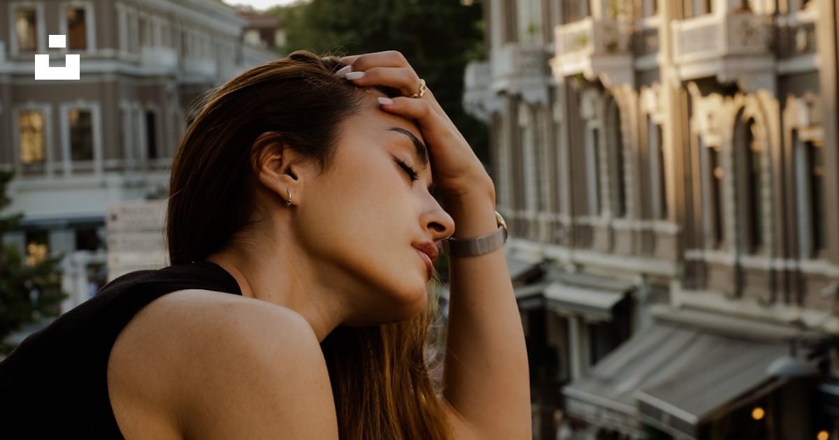 Foto Una Mujer Parada Frente A Un Edificio Imagen Humano Gratis En