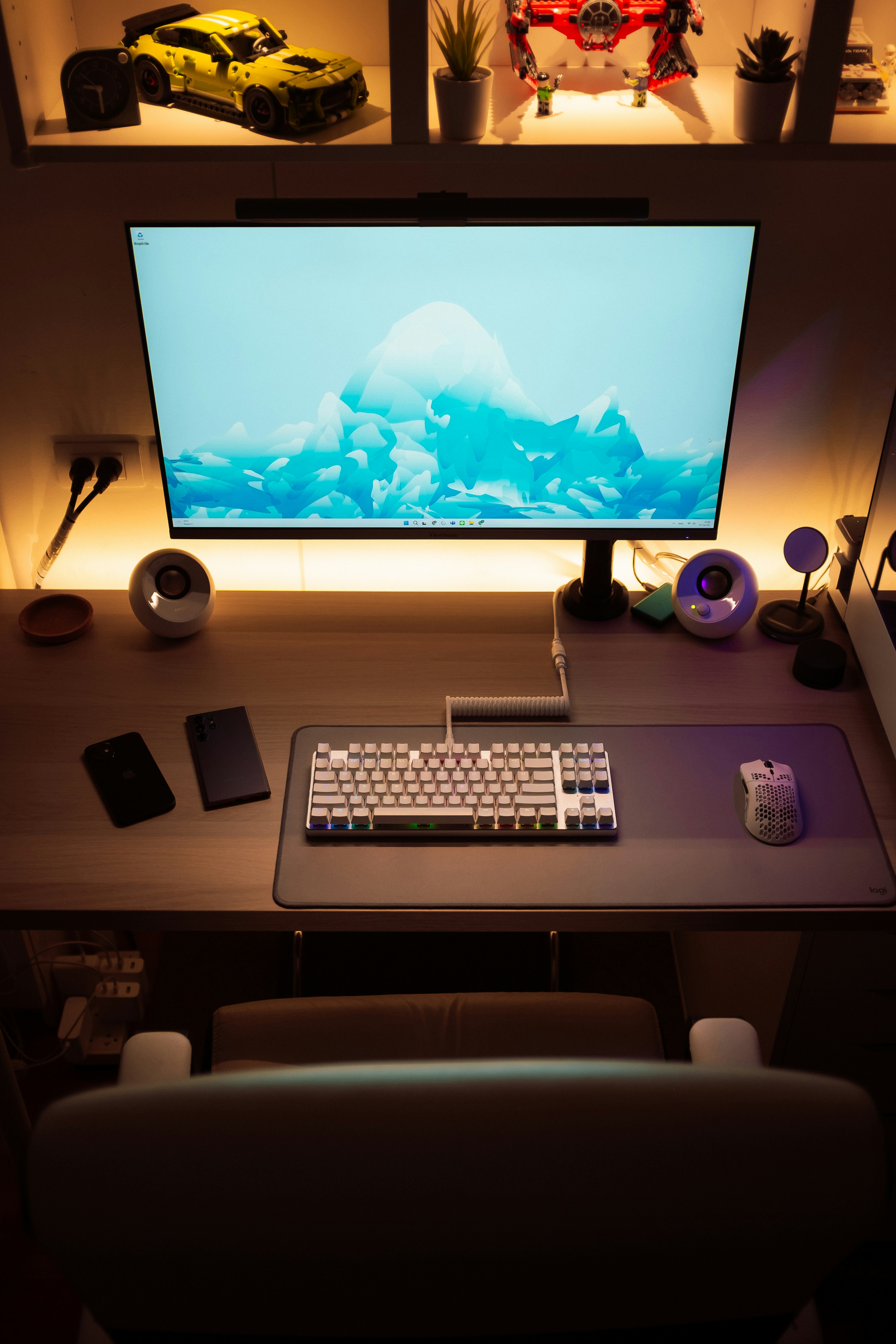 Foto Un monitor de computadora de escritorio sentado encima de un ...