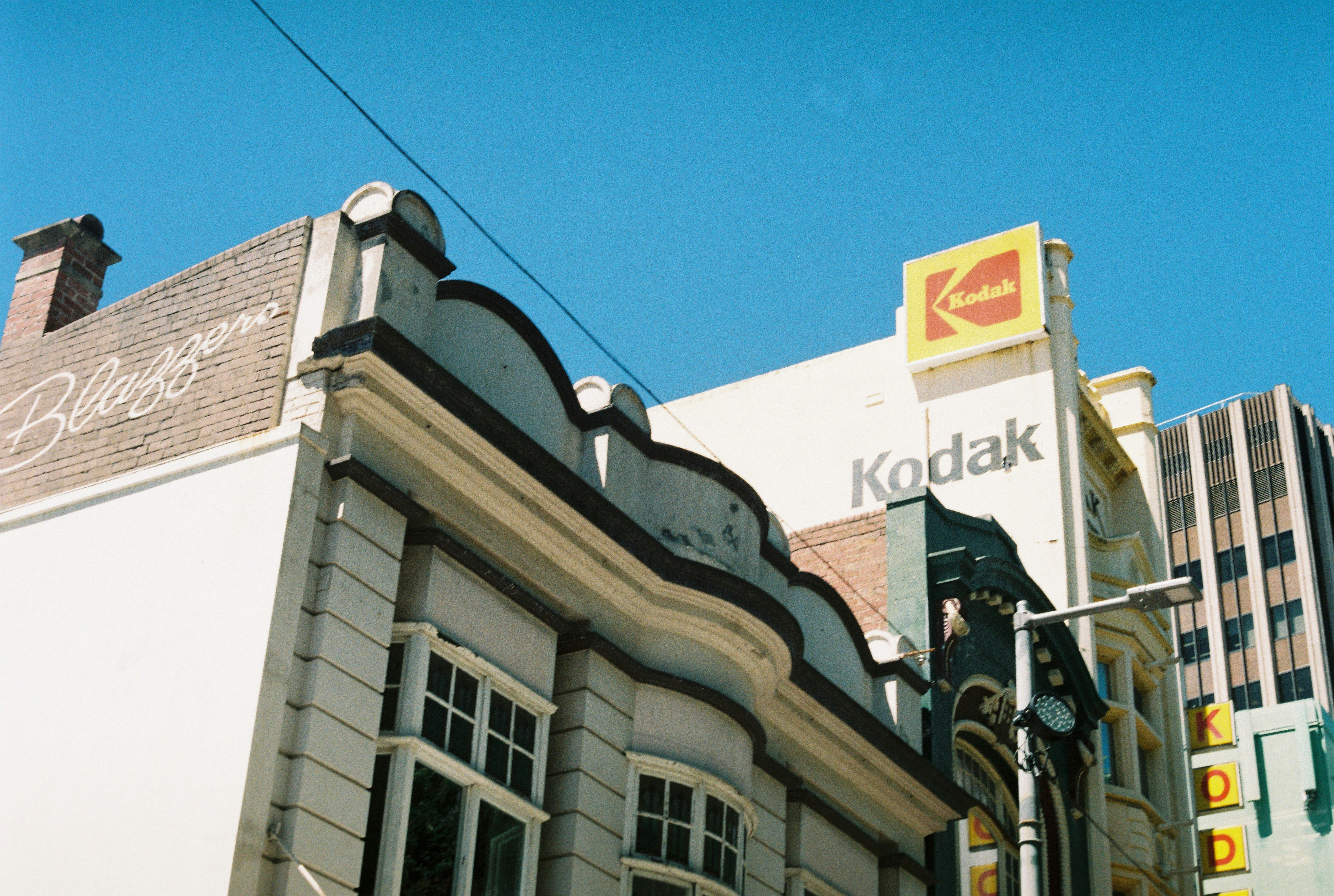 Foto Un edificio con un letrero – Imagen Máquina gratis en Unsplash