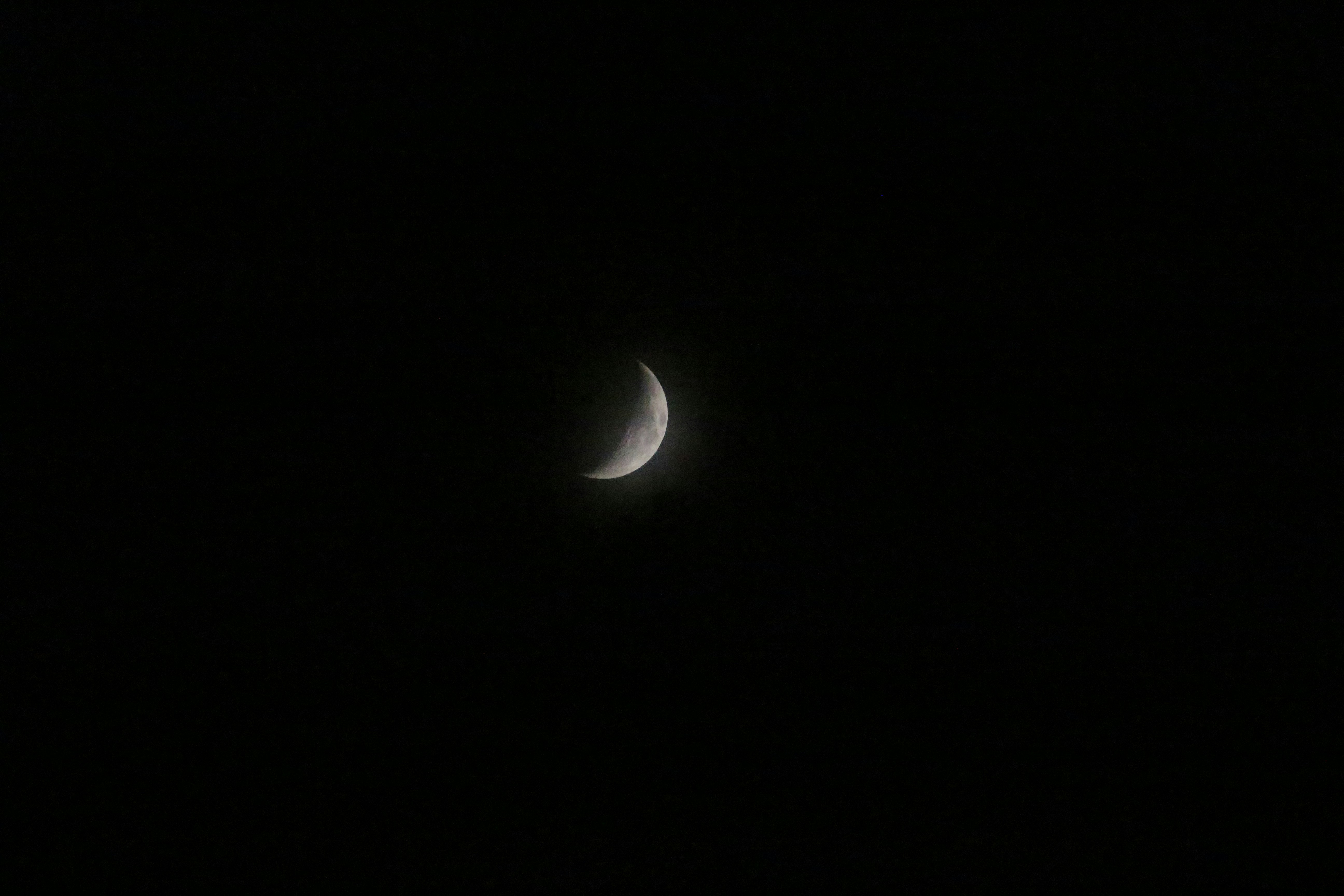 Moonlit Crescent: A Quiet Slice of Night Above Empty Skies