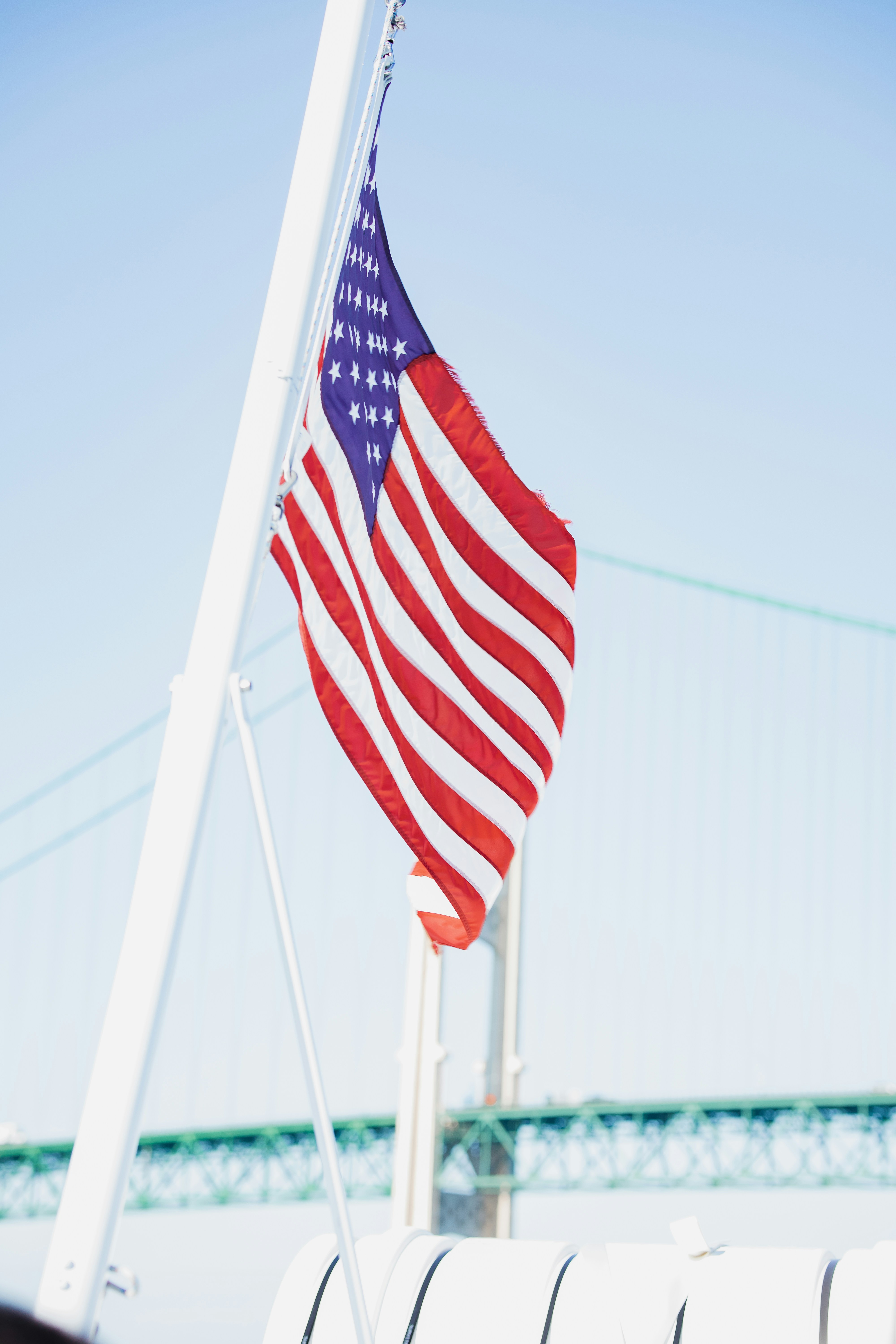 Un drapeau sur un poteau photo – Photo Pont Mackinac Gratuite sur Unsplash