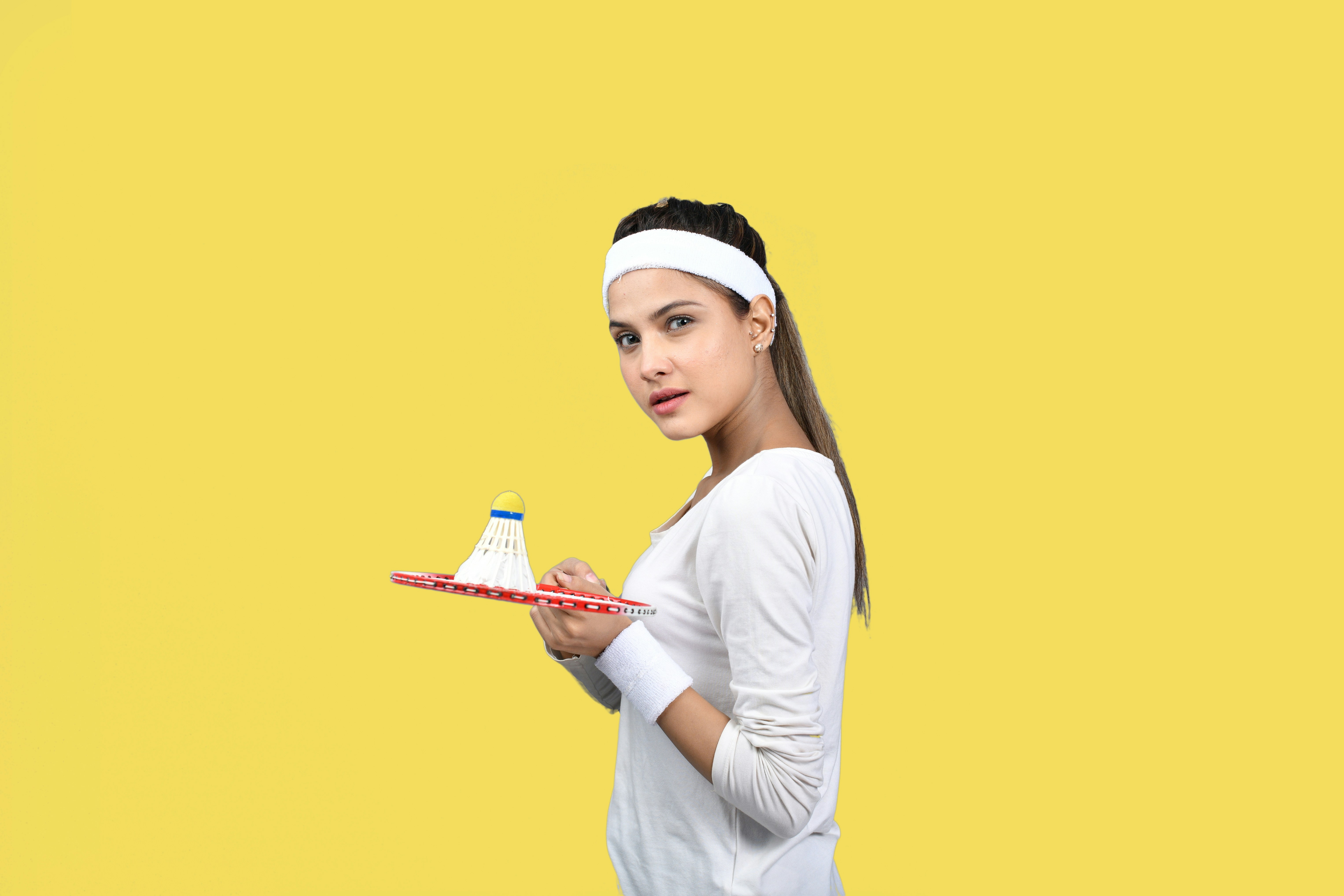 Lemon-yellow Backdrop, Quiet Confidence: A Checker-Plate Moment