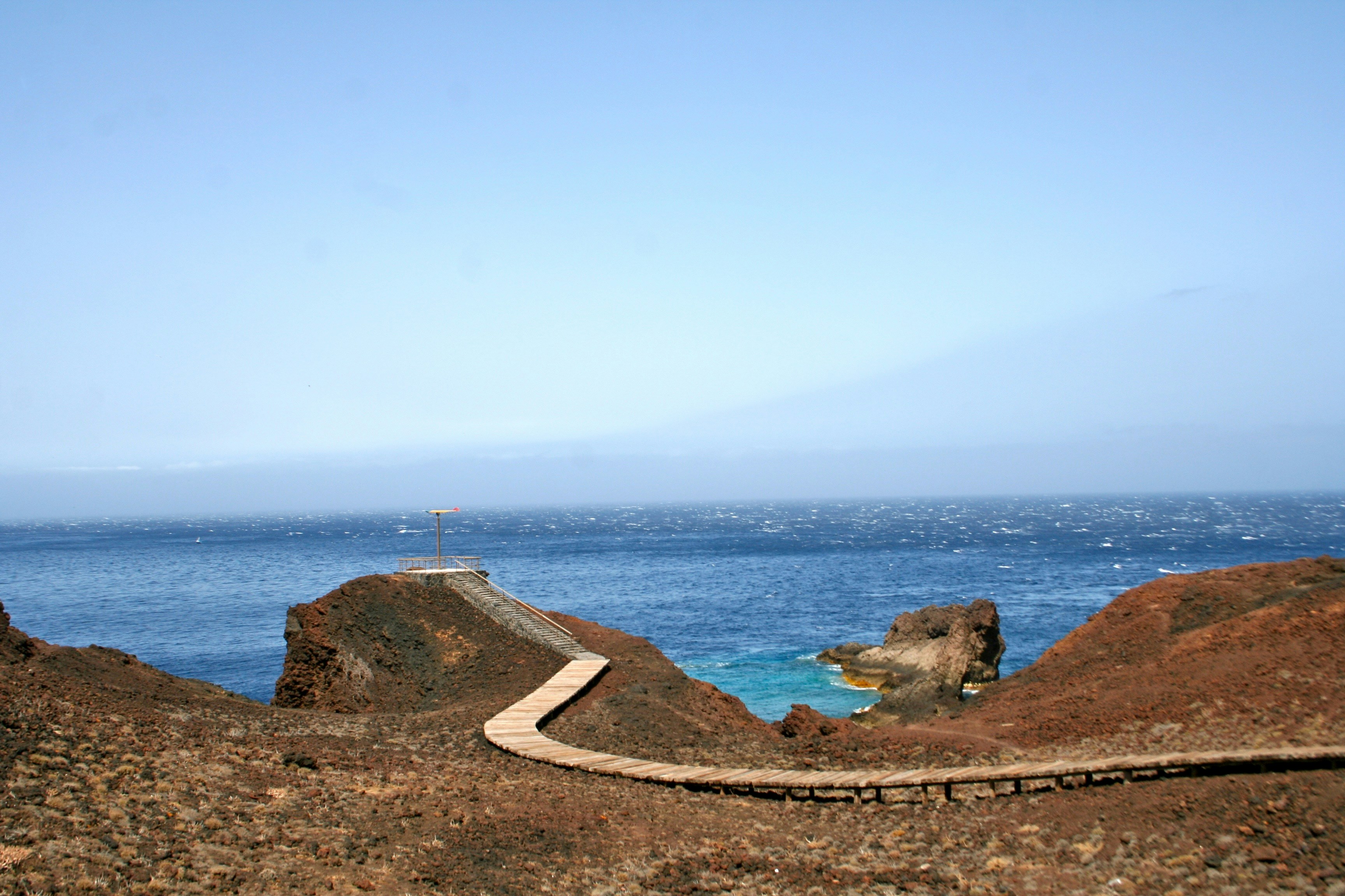 A road on a cliff overlooking the ocean photo – Free Image on Unsplash