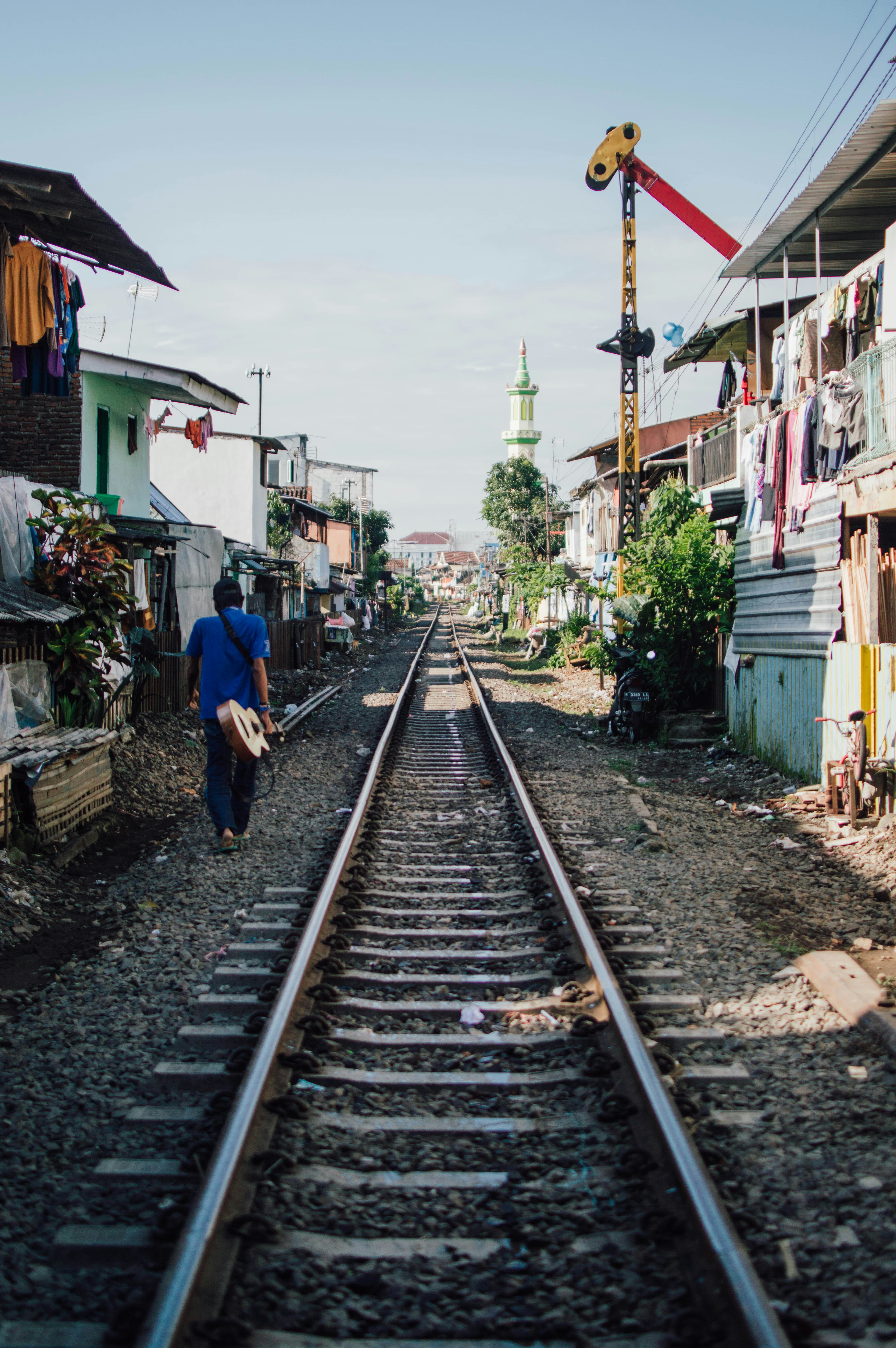 Foto Seseorang berjalan di jalan – Gambar Bangunan Gratis di Unsplash