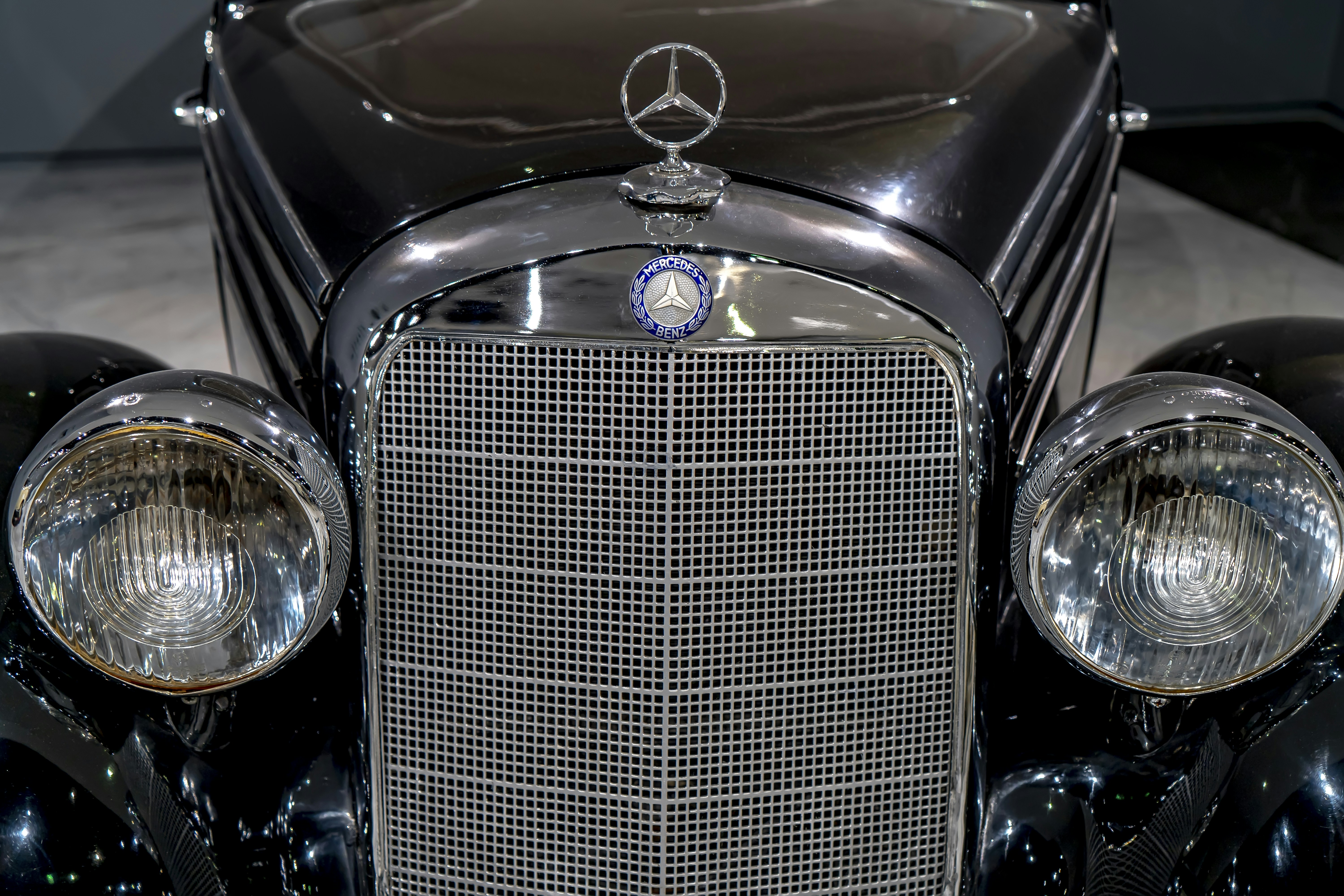 Chrome Grille Reverie: Front View of a Classic Mercedes