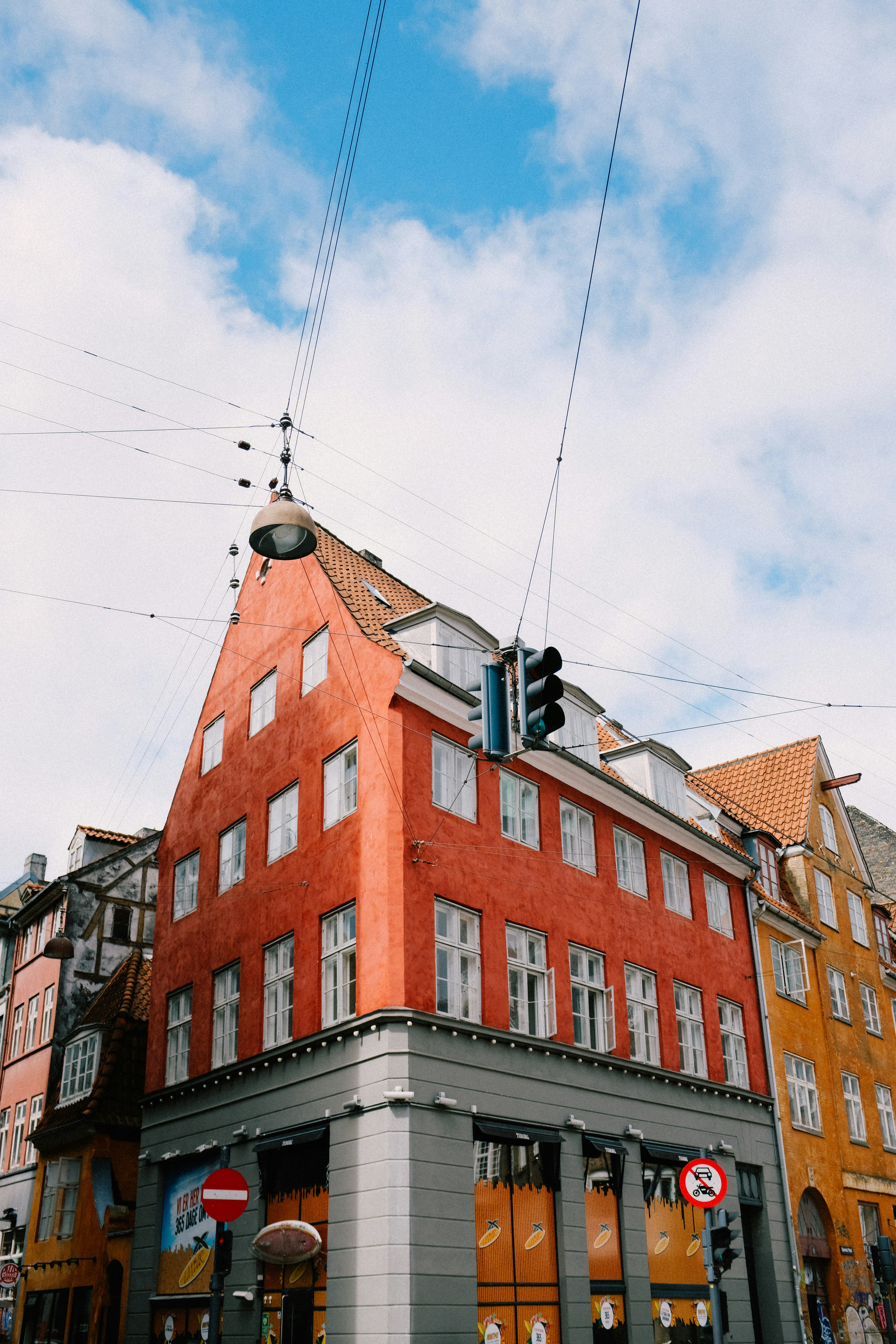 A traffic light towers over a city photo – Free Traffic light Image on ...