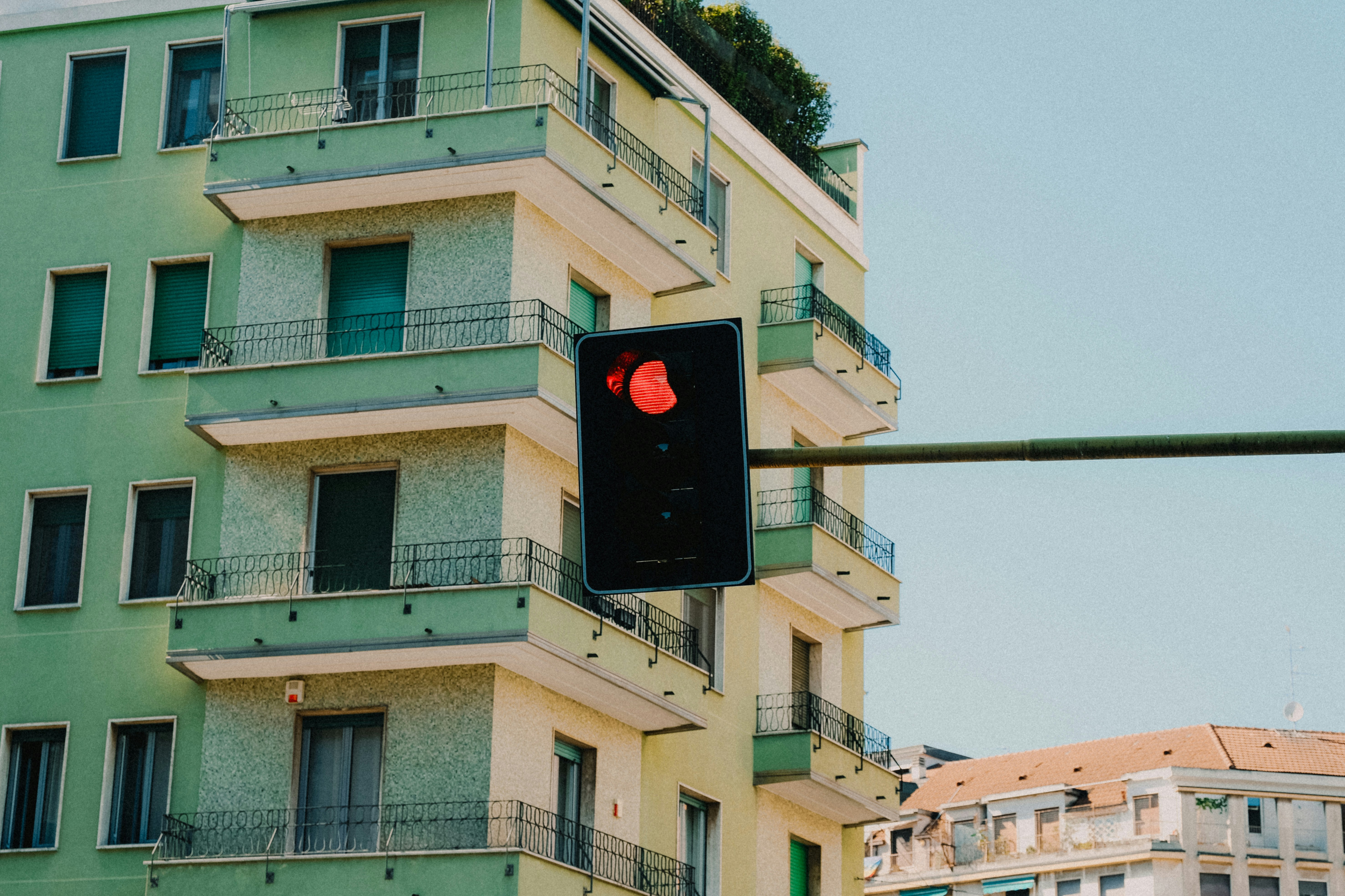 Un feu de circulation avec un panneau de signalisation rouge photo ...