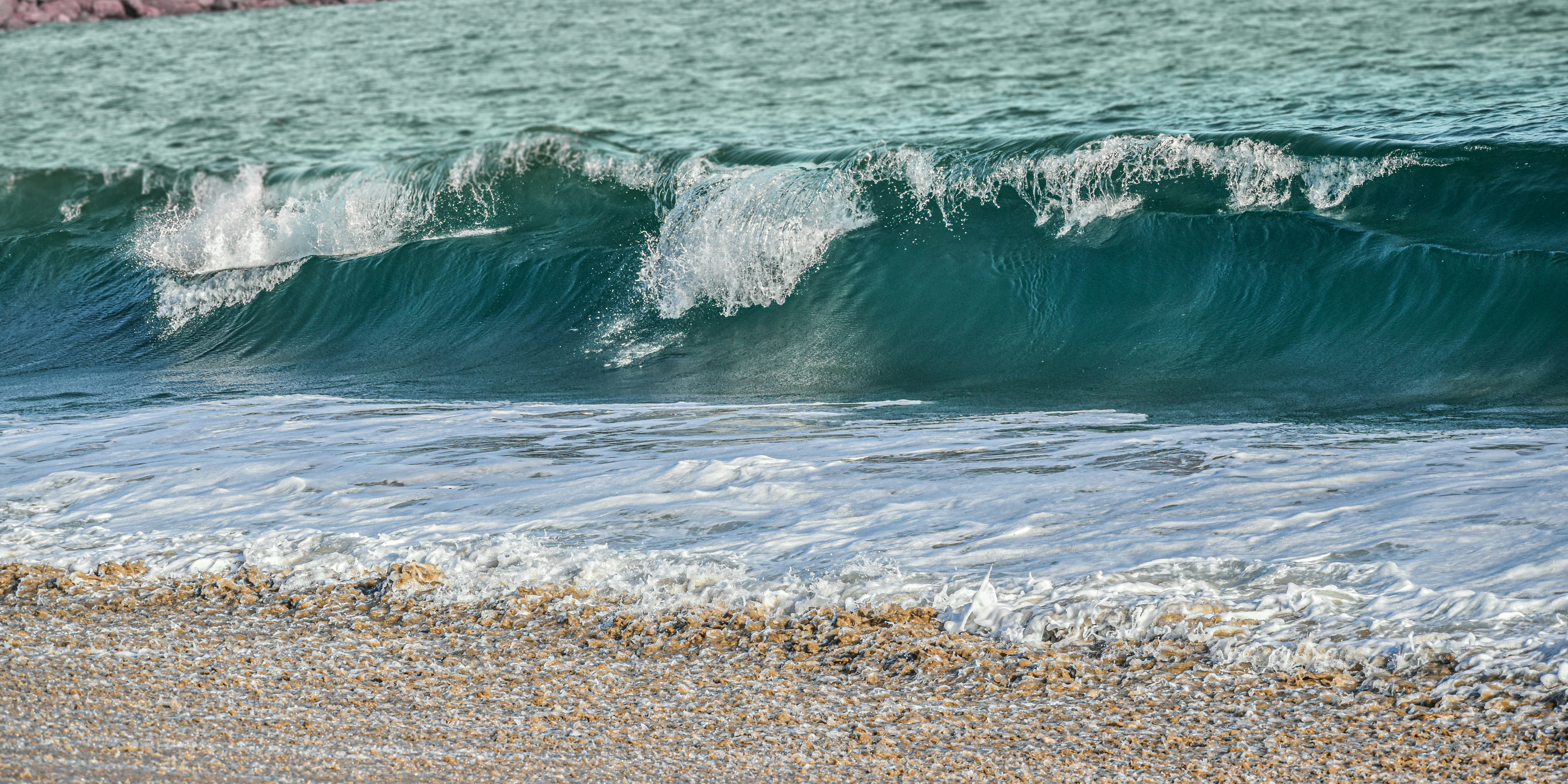 Vagues s’écrasant sur une plage photo – Photo La nature Gratuite sur ...