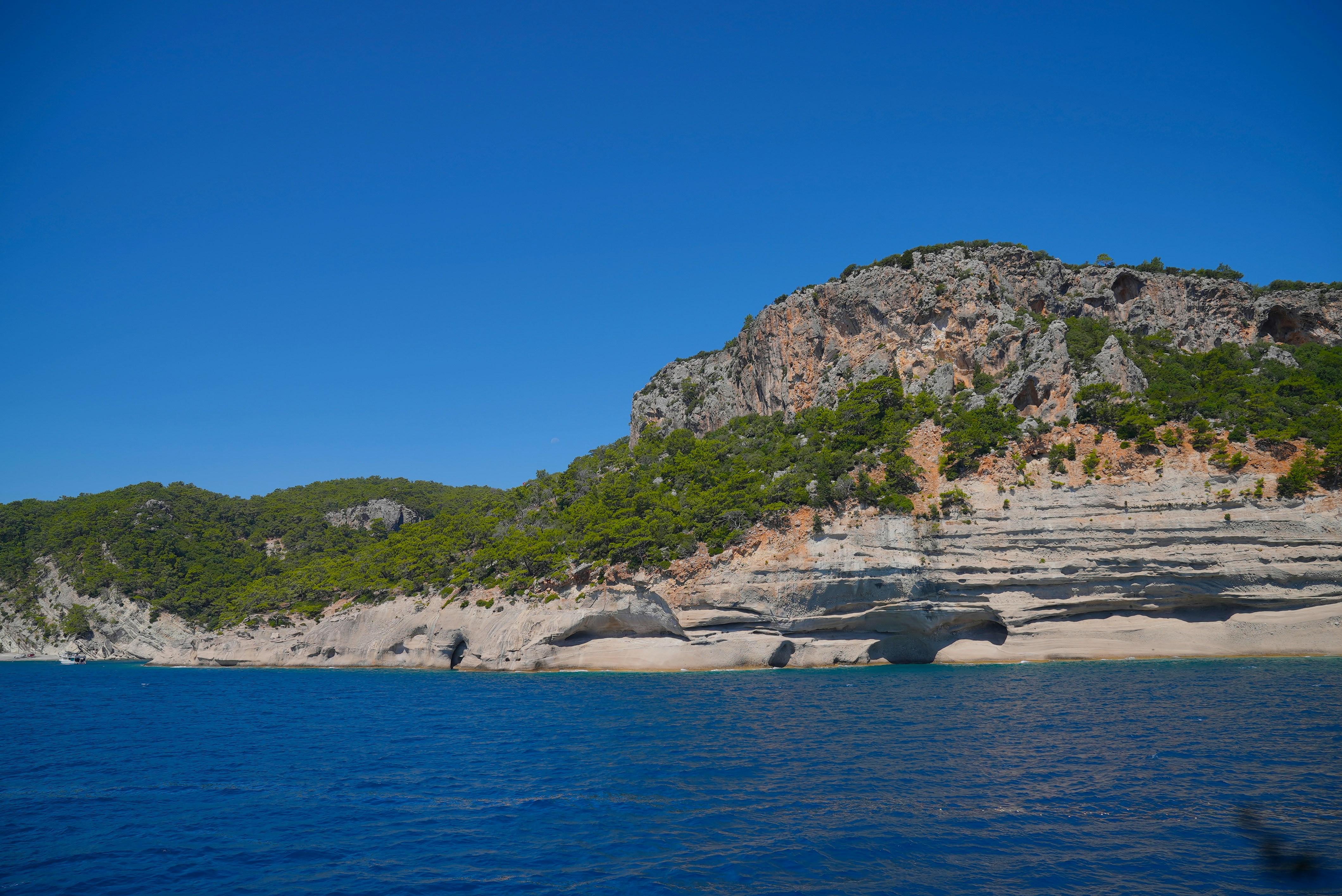 Foto Un acantilado rocoso junto a un cuerpo de agua – Imagen Tierra ...