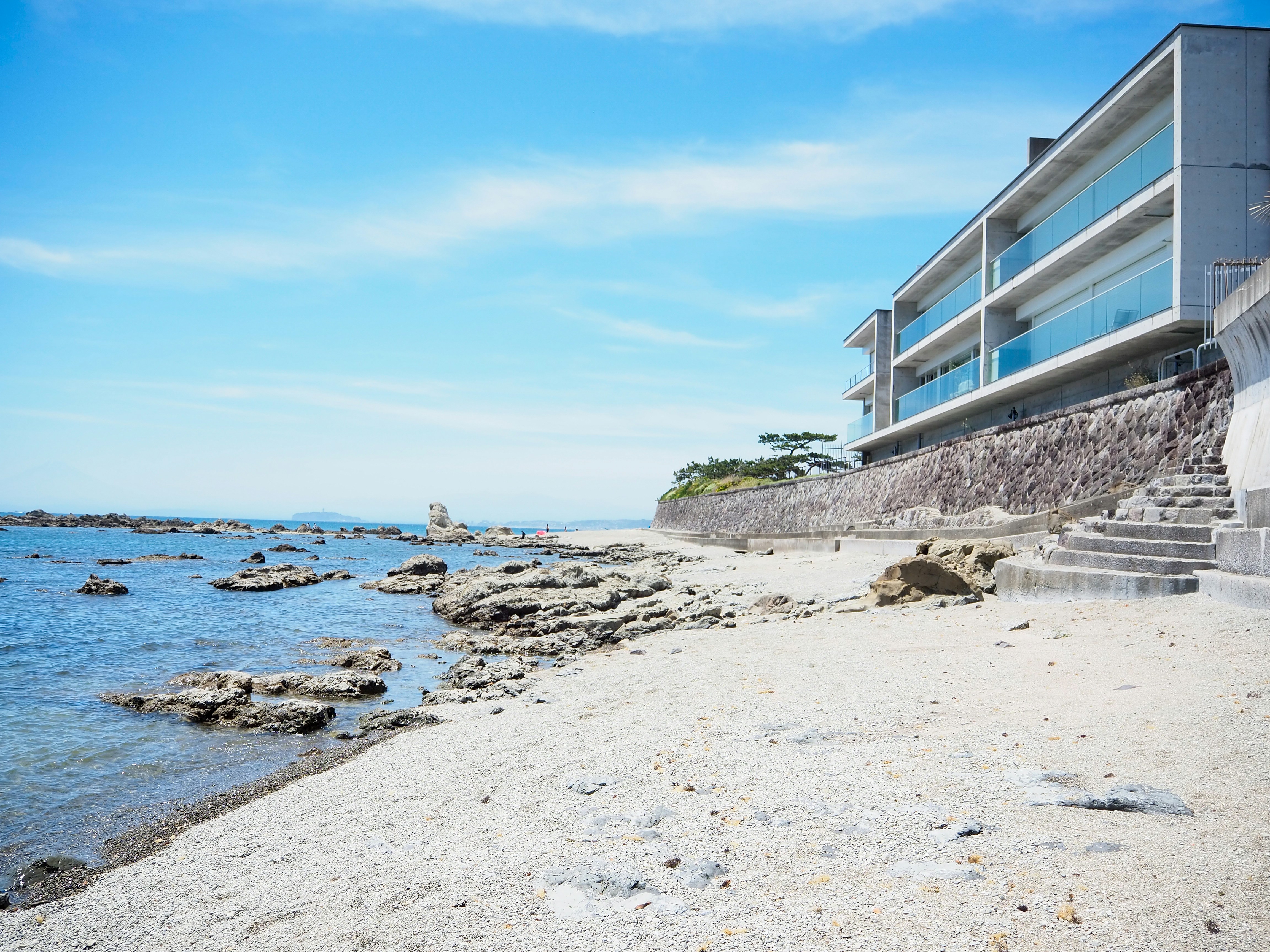 A building on a beach photo – Free Hayama Image on Unsplash