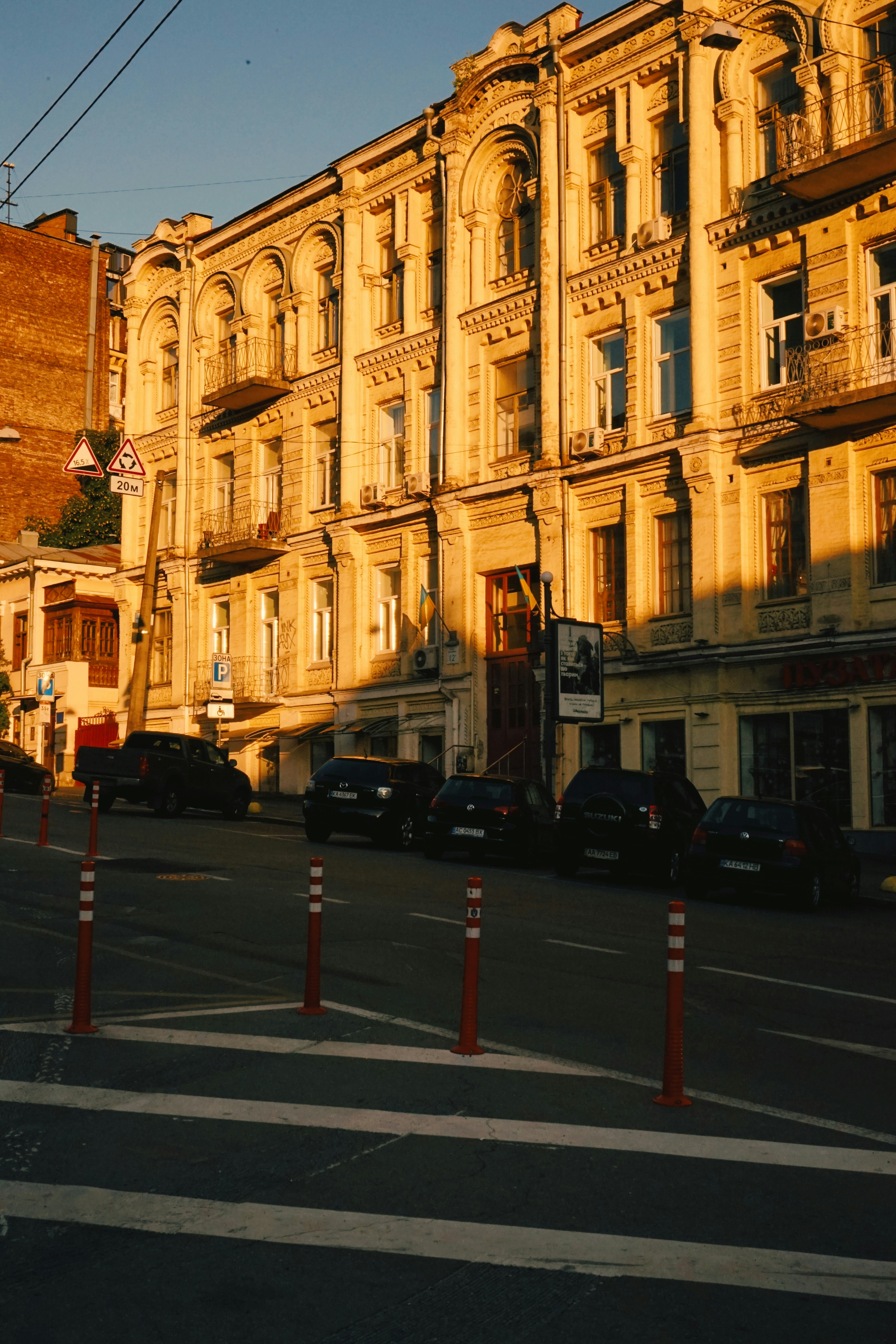 Foto zum Thema Eine Straße mit seitlich geparkten Autos – Kostenloses ...