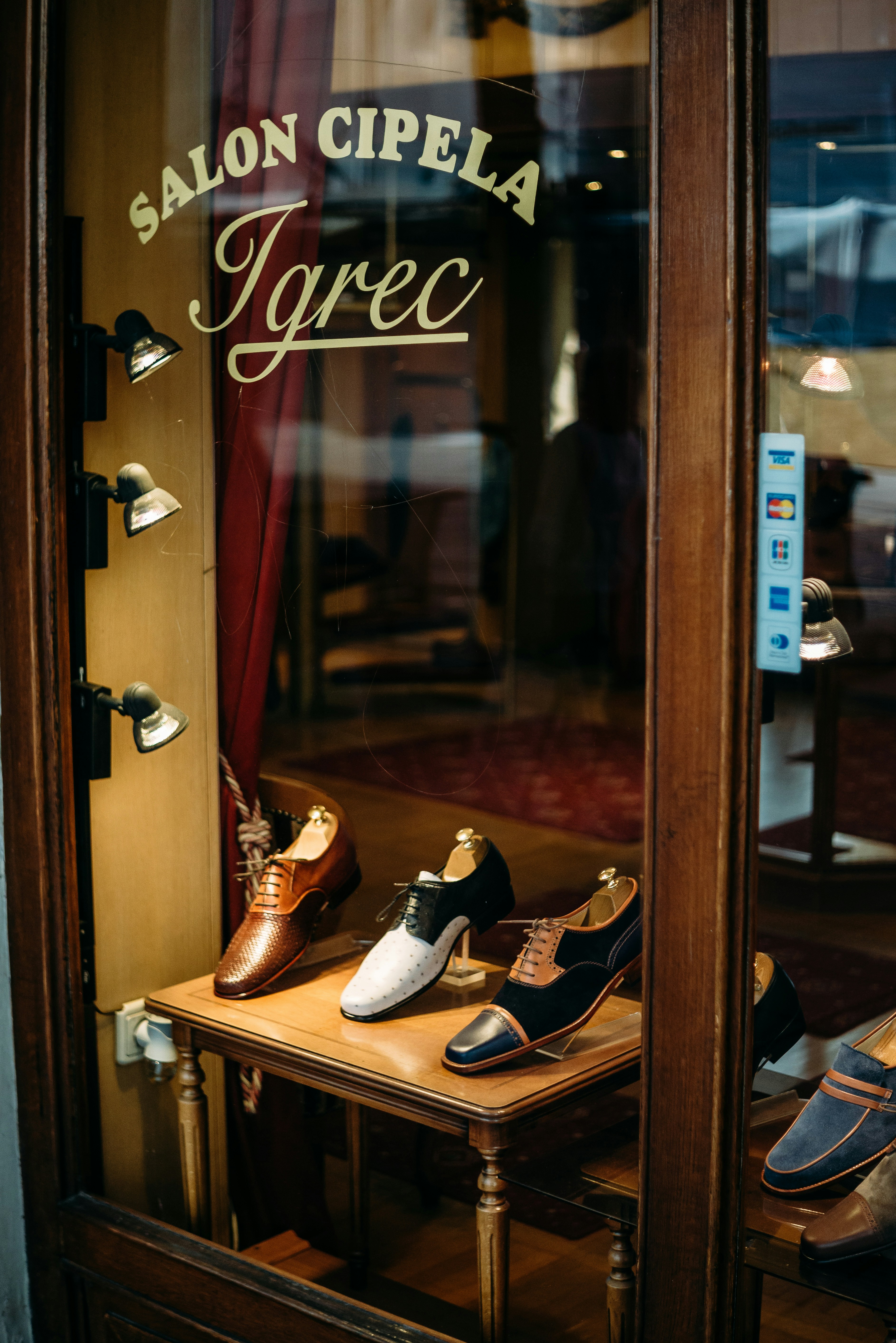 A pair of shoes on a table photo – Free Clothing Image on Unsplash