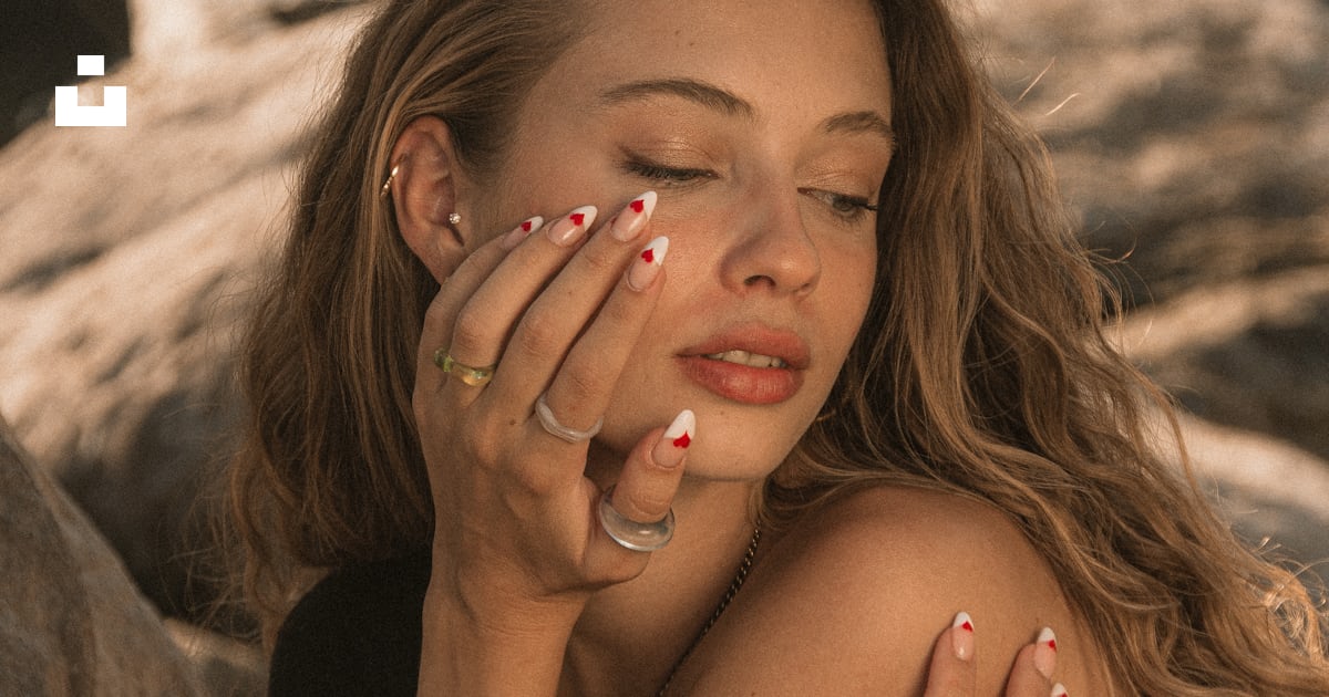 Foto Una Mujer Con Las Manos En La Cara Imagen Estilo Gratis En Unsplash