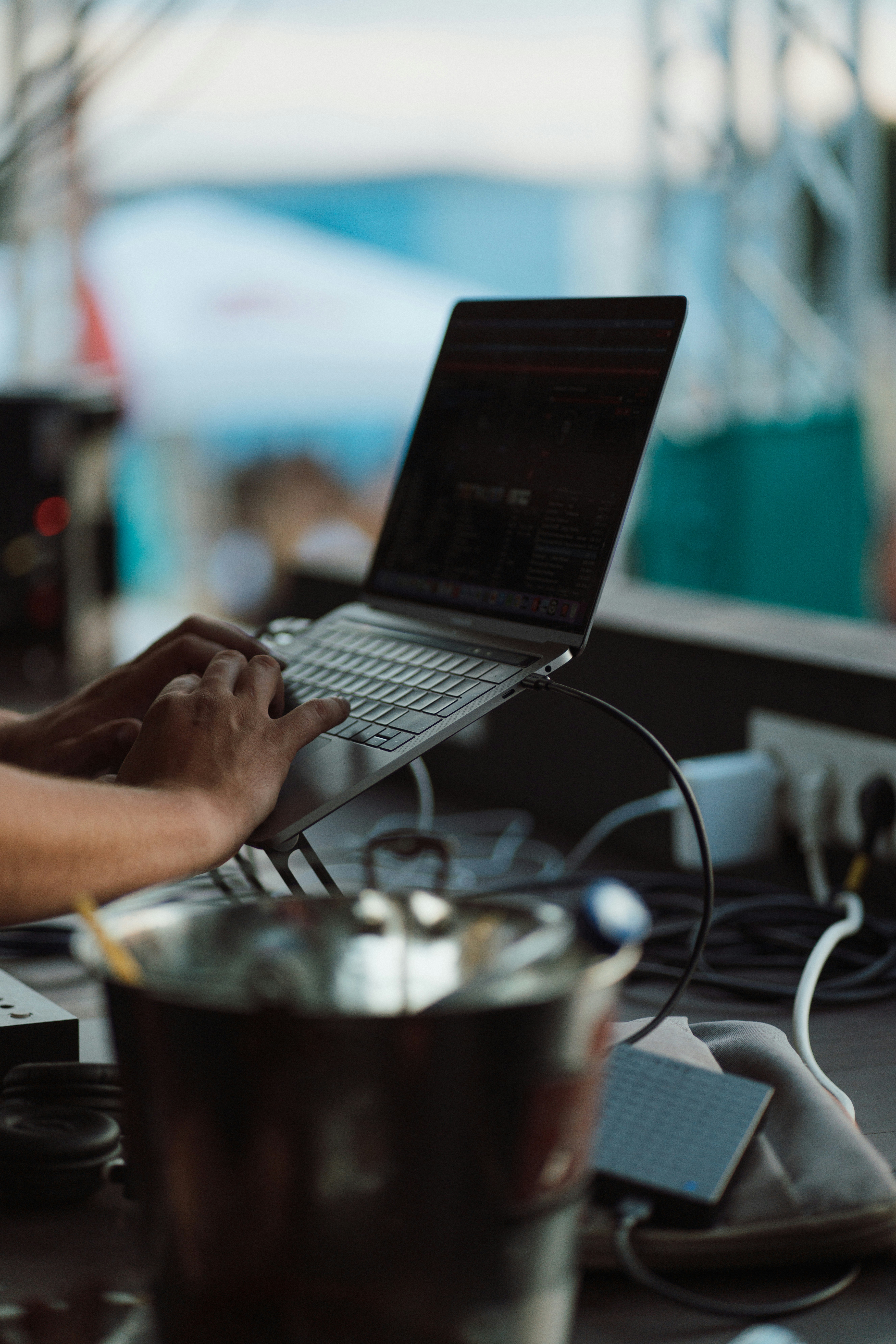 Laptop DJ: Hands on a Compact MacGyver Setup in a Tech-Tented Booth