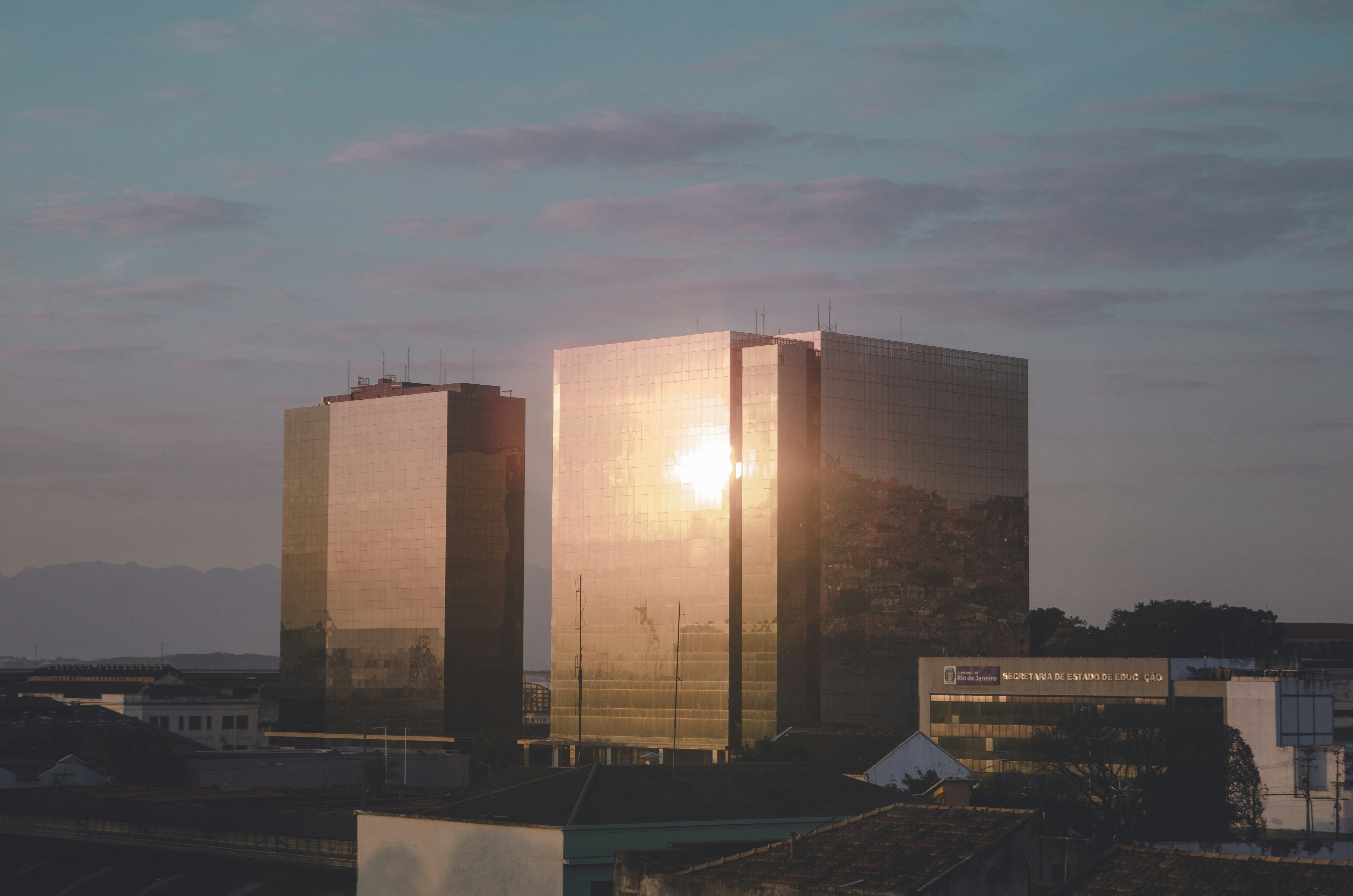 Dusk Reflections: Twin Glass Towers Meet the Final Glare