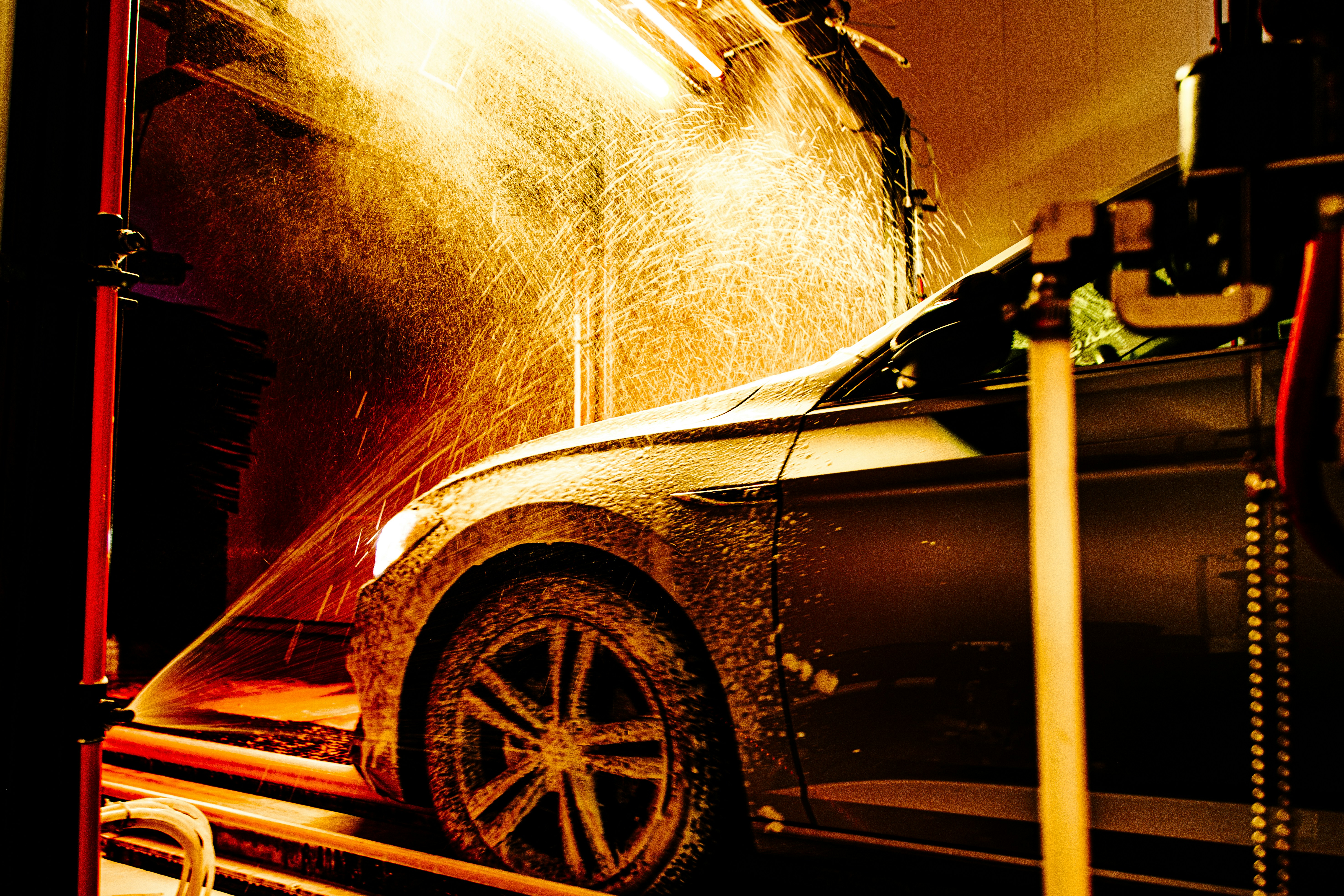 Une voiture avec de l’eau sortant du capot photo – Photo Passionné d ...