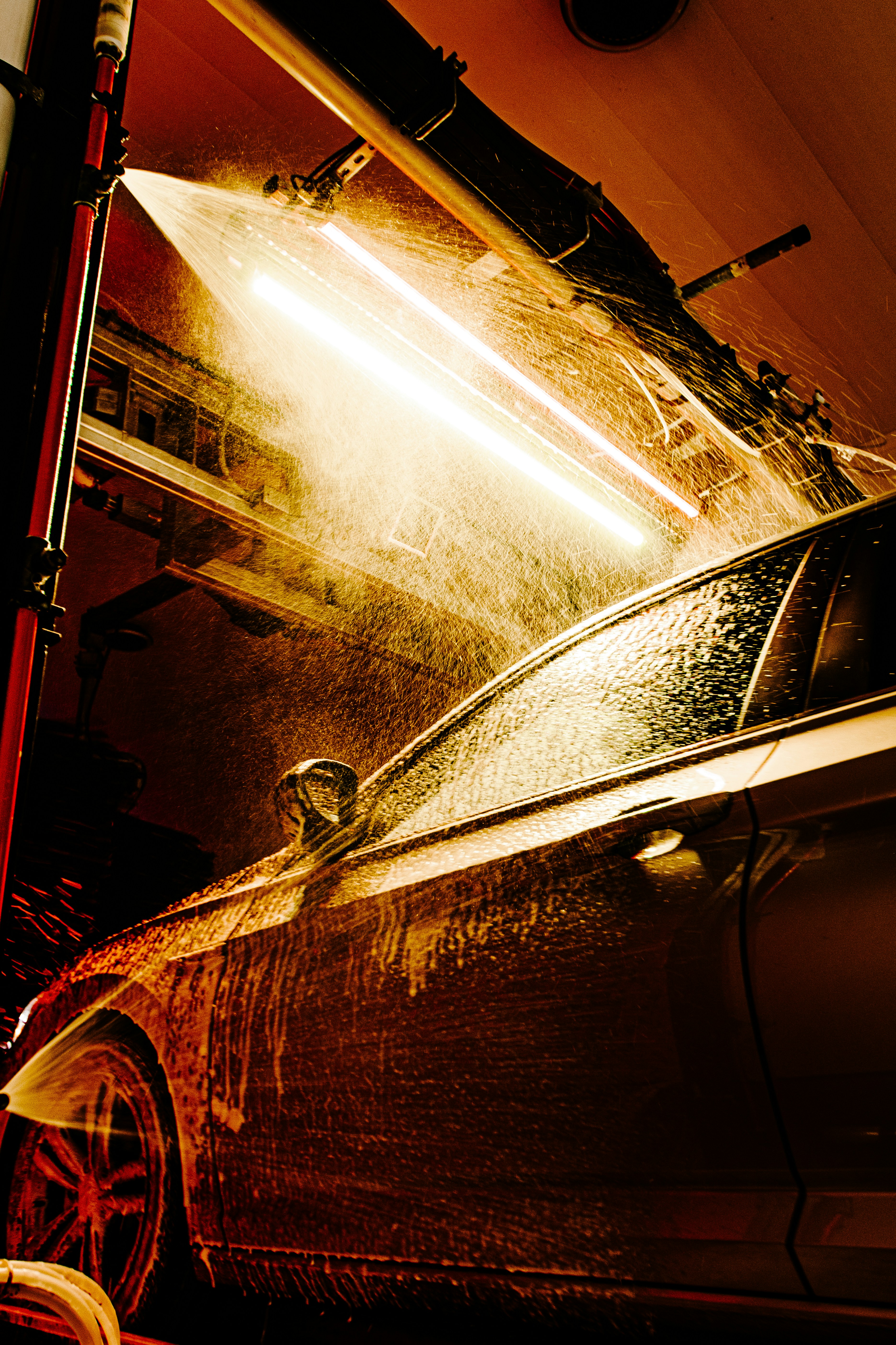 Foto zum Thema Ein Auto mit einem Licht auf der Motorhaube ...