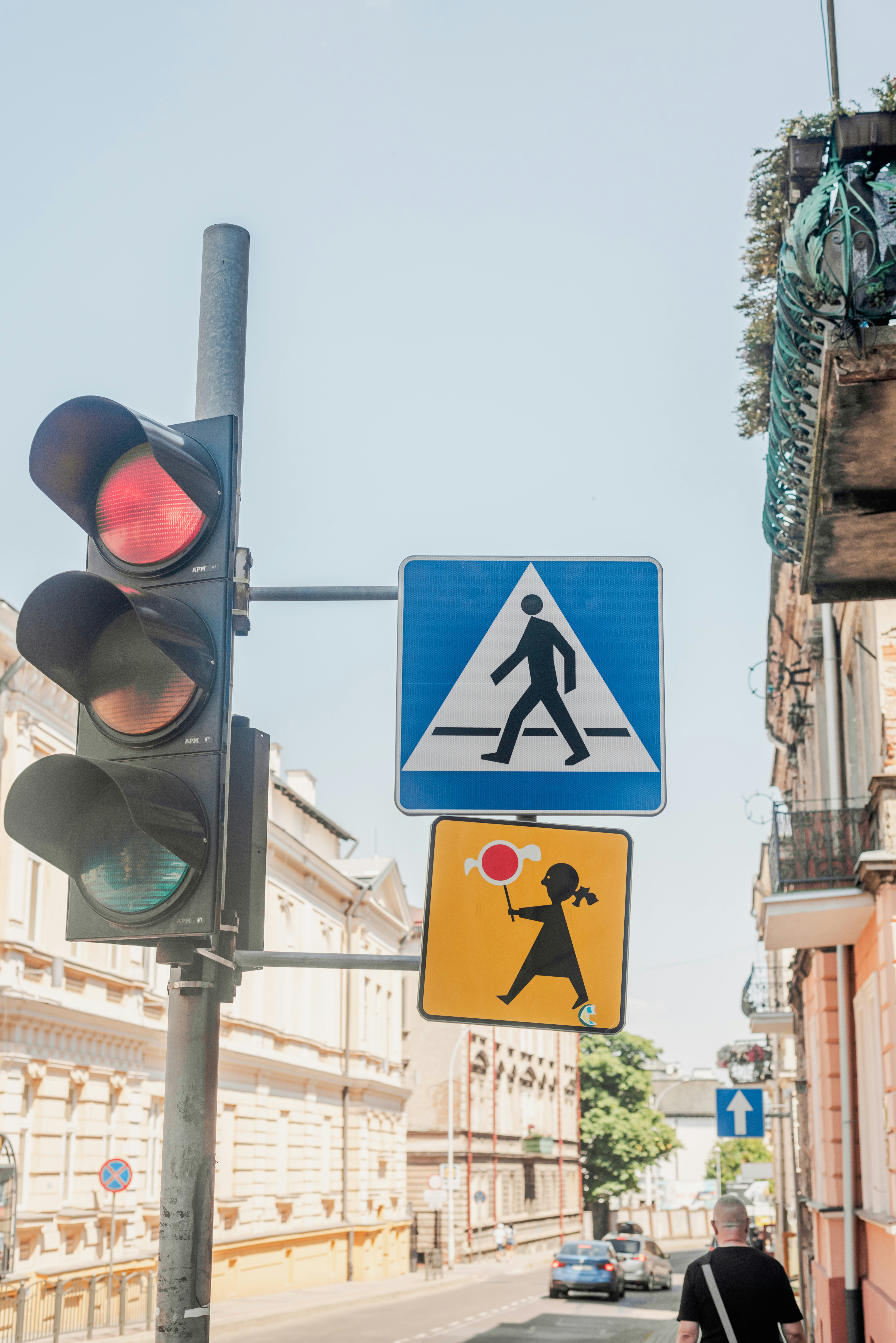 A traffic light with a sign on it photo – Free Przemyśl Image on Unsplash